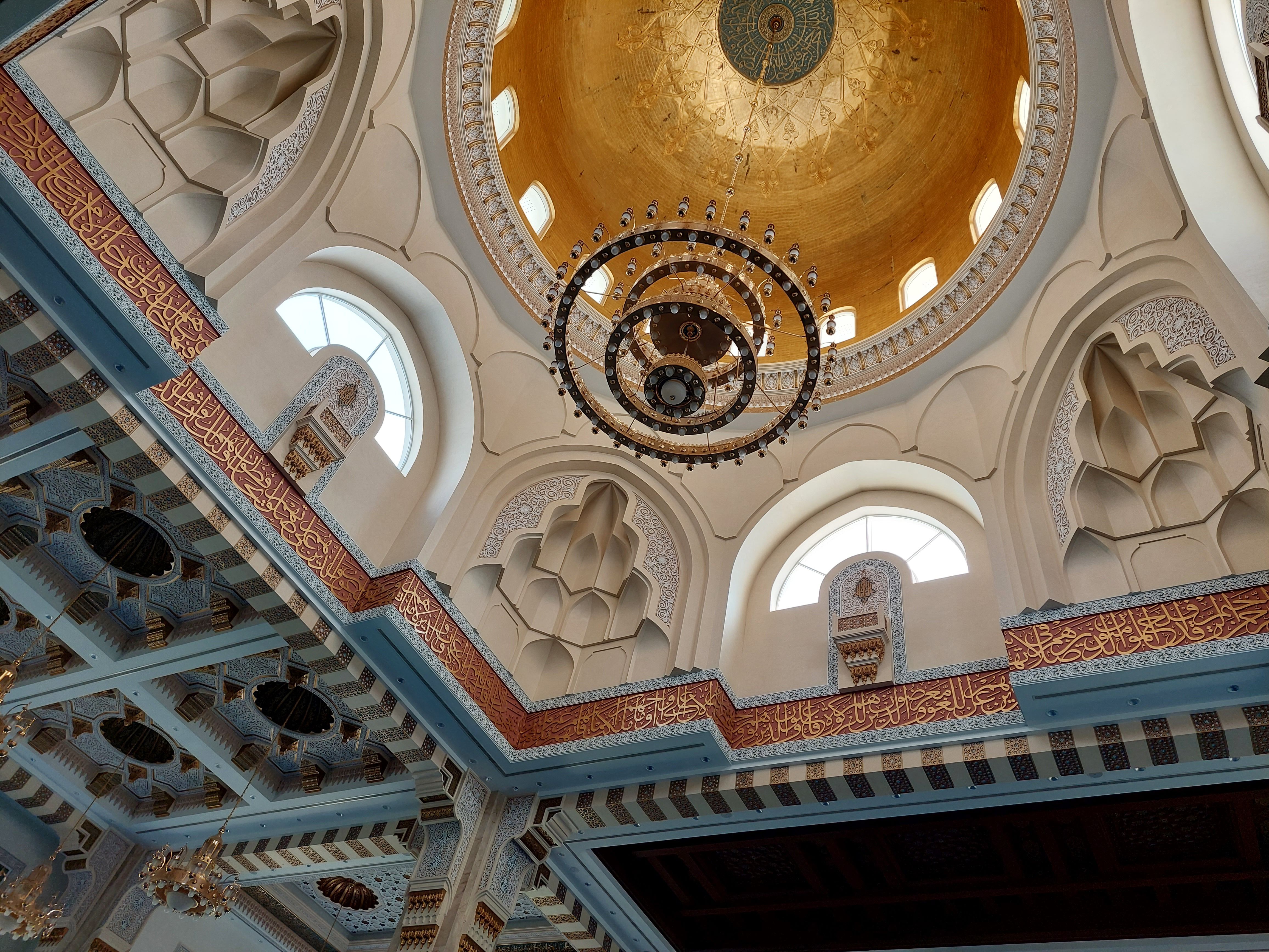 Chandelier and the Ceiling of the Masjid Sri Sendayan, Seremban ...