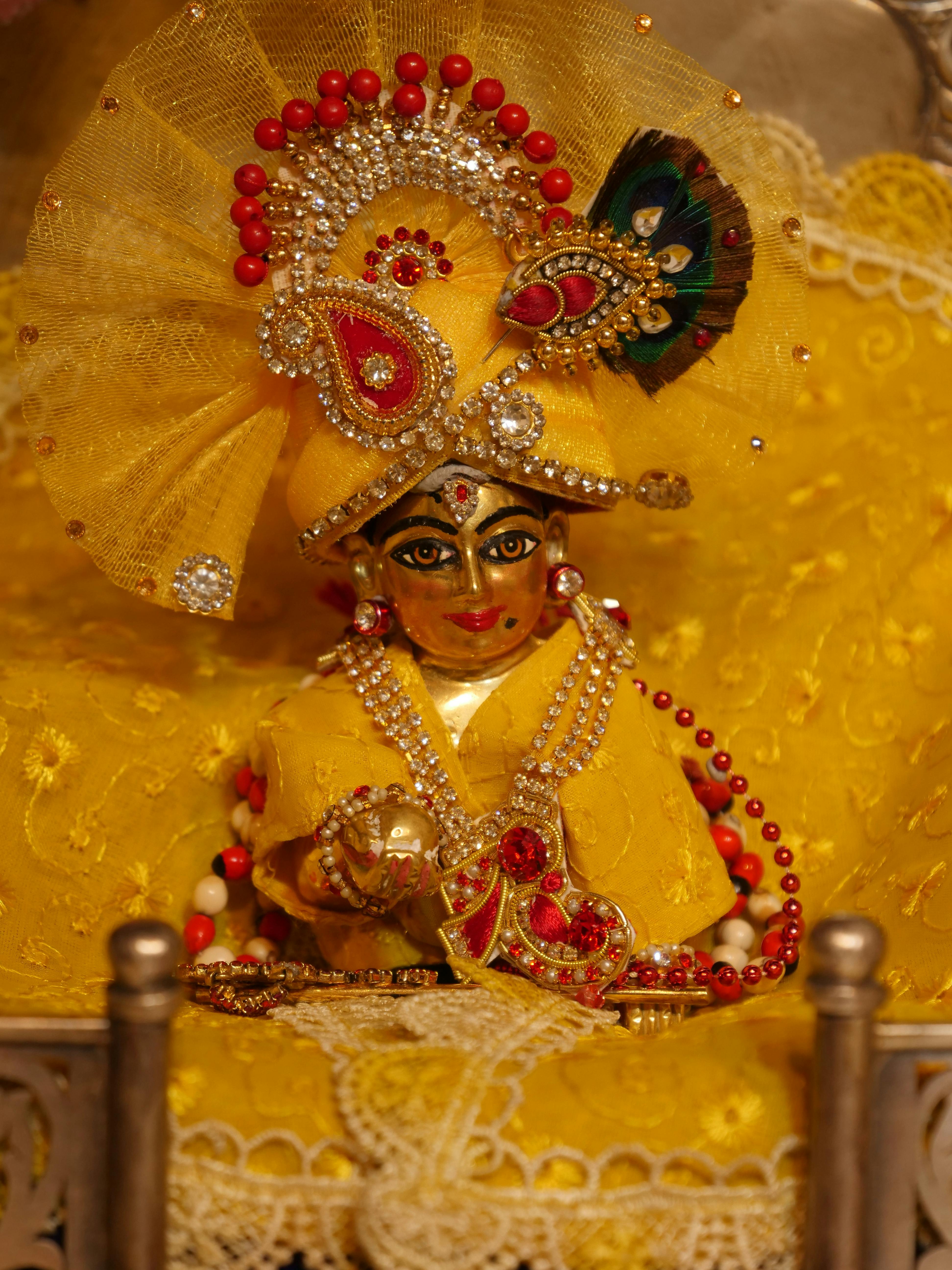 Figure of Hindu God in Yellow Dress · Free Stock Photo