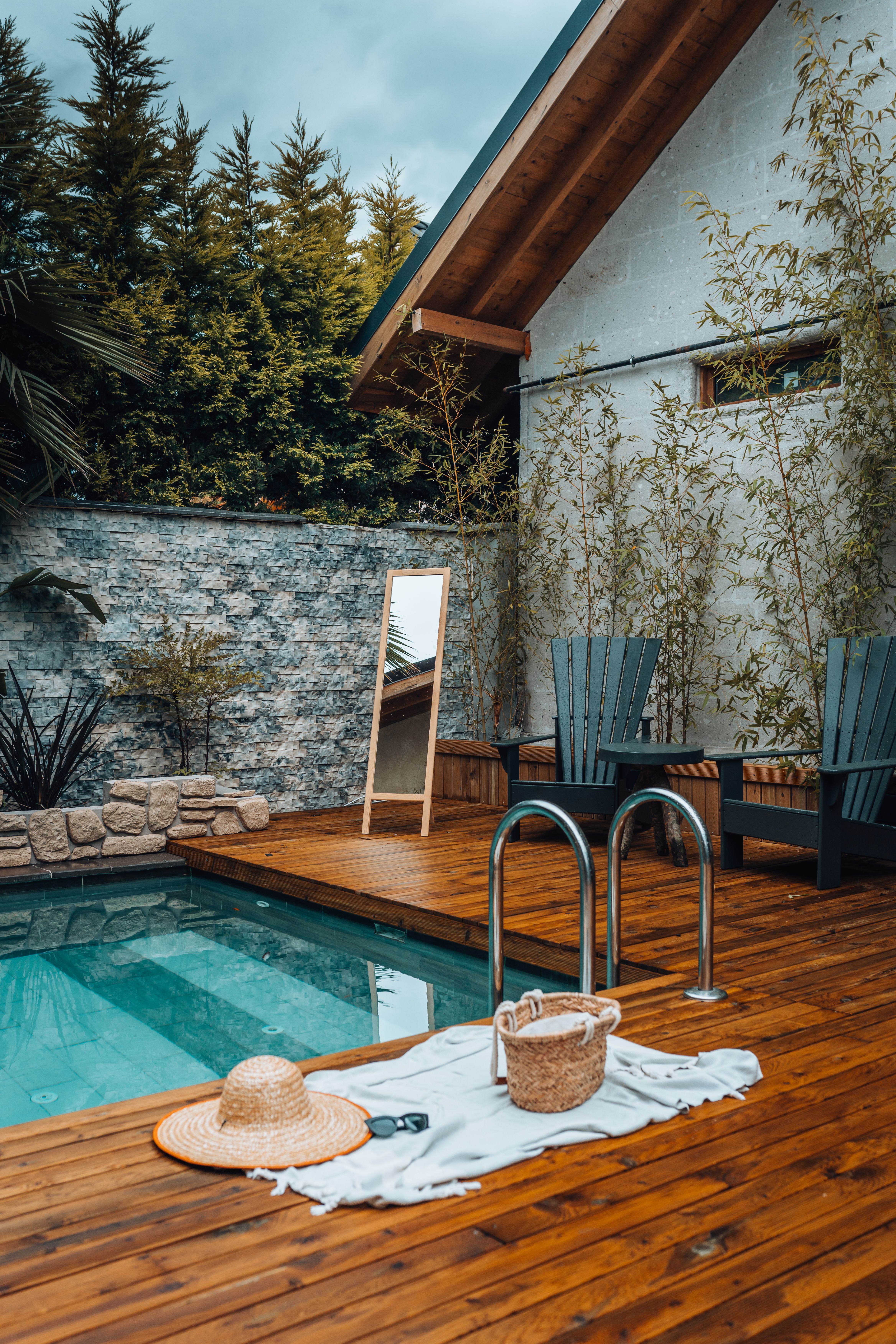 A House with a Swimming Pool · Free Stock Photo
