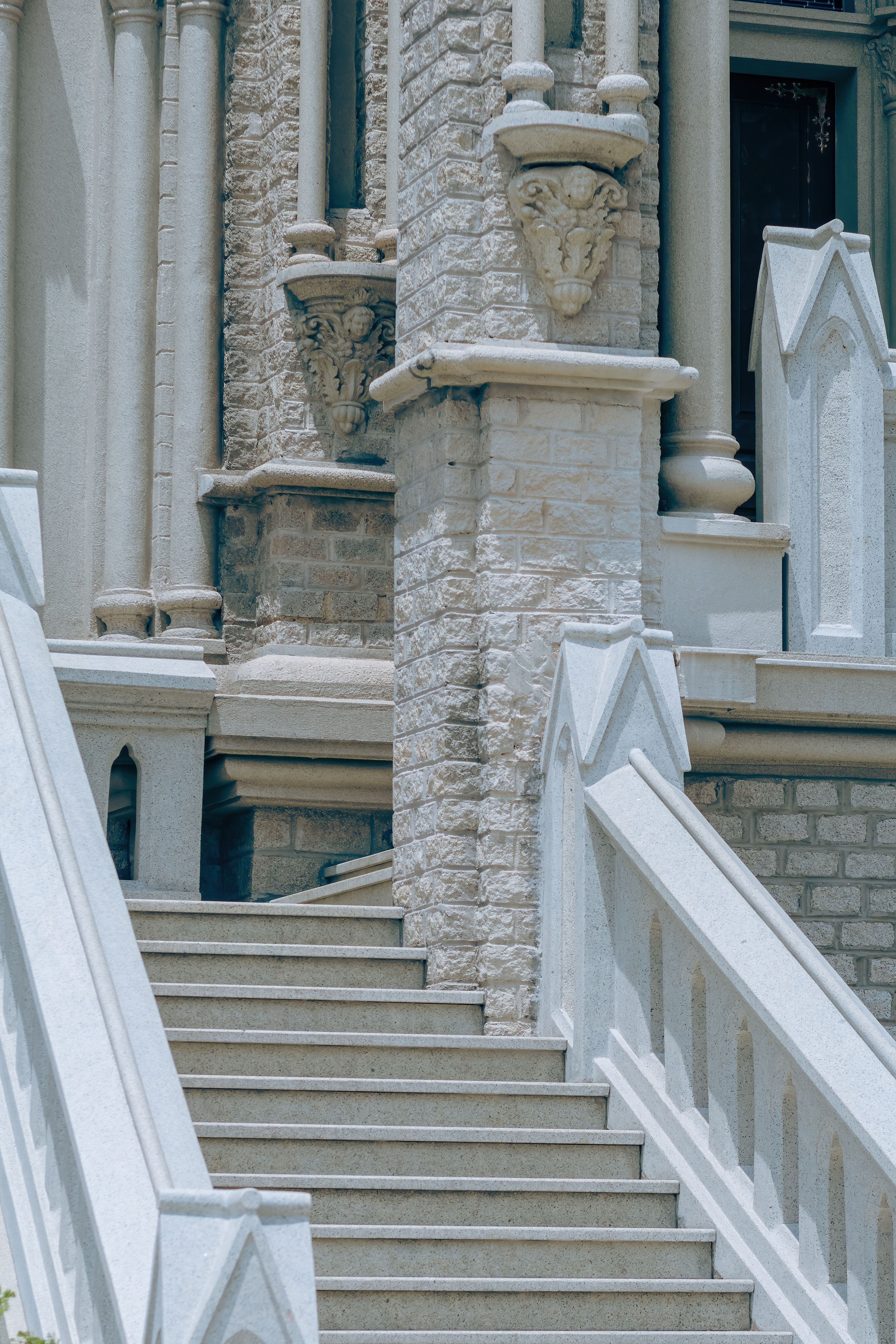 Steps to an Building with Carved Details on the Walls · Free Stock Photo