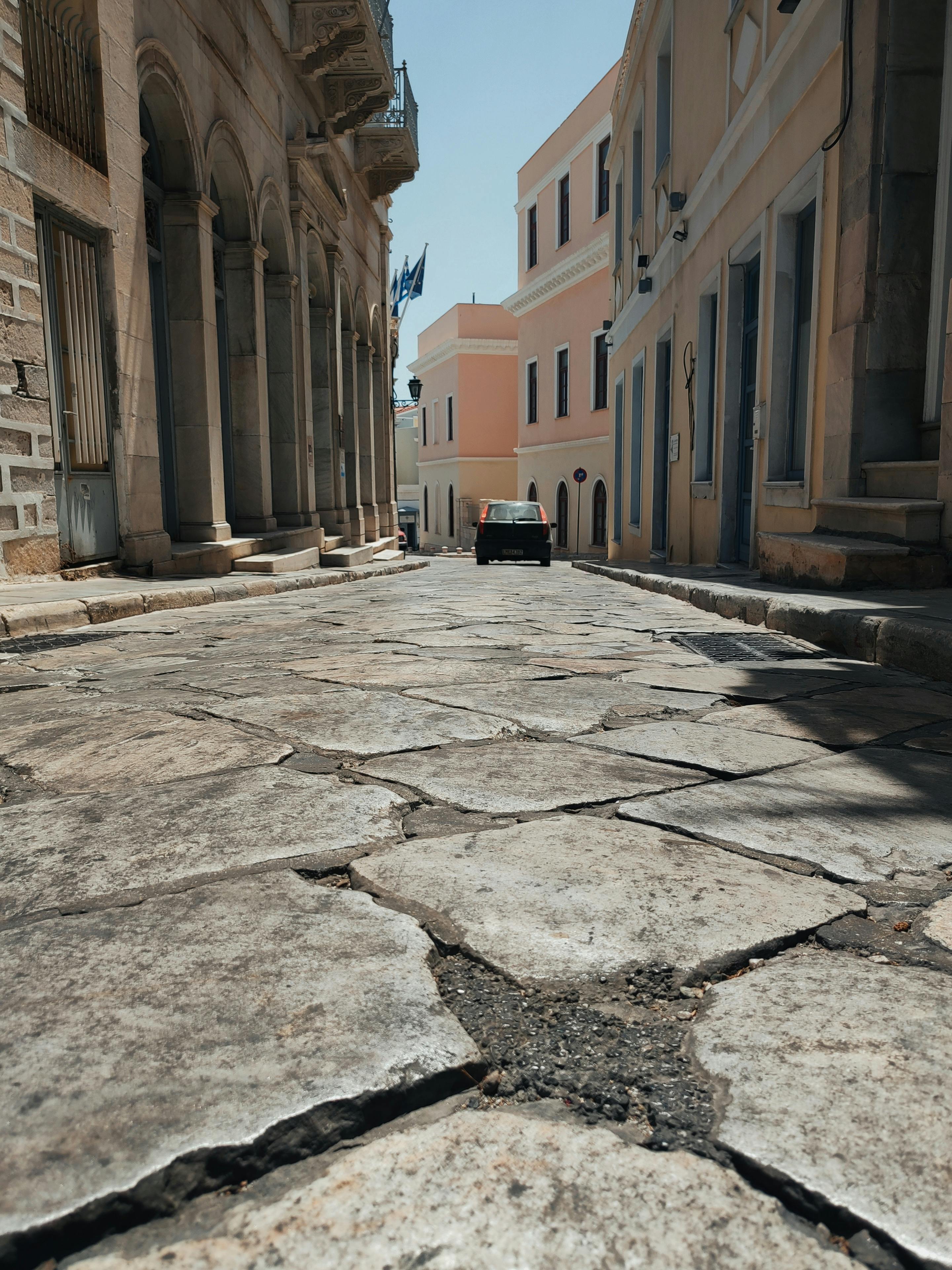 A street with a stone path and some buildings · Free Stock Photo