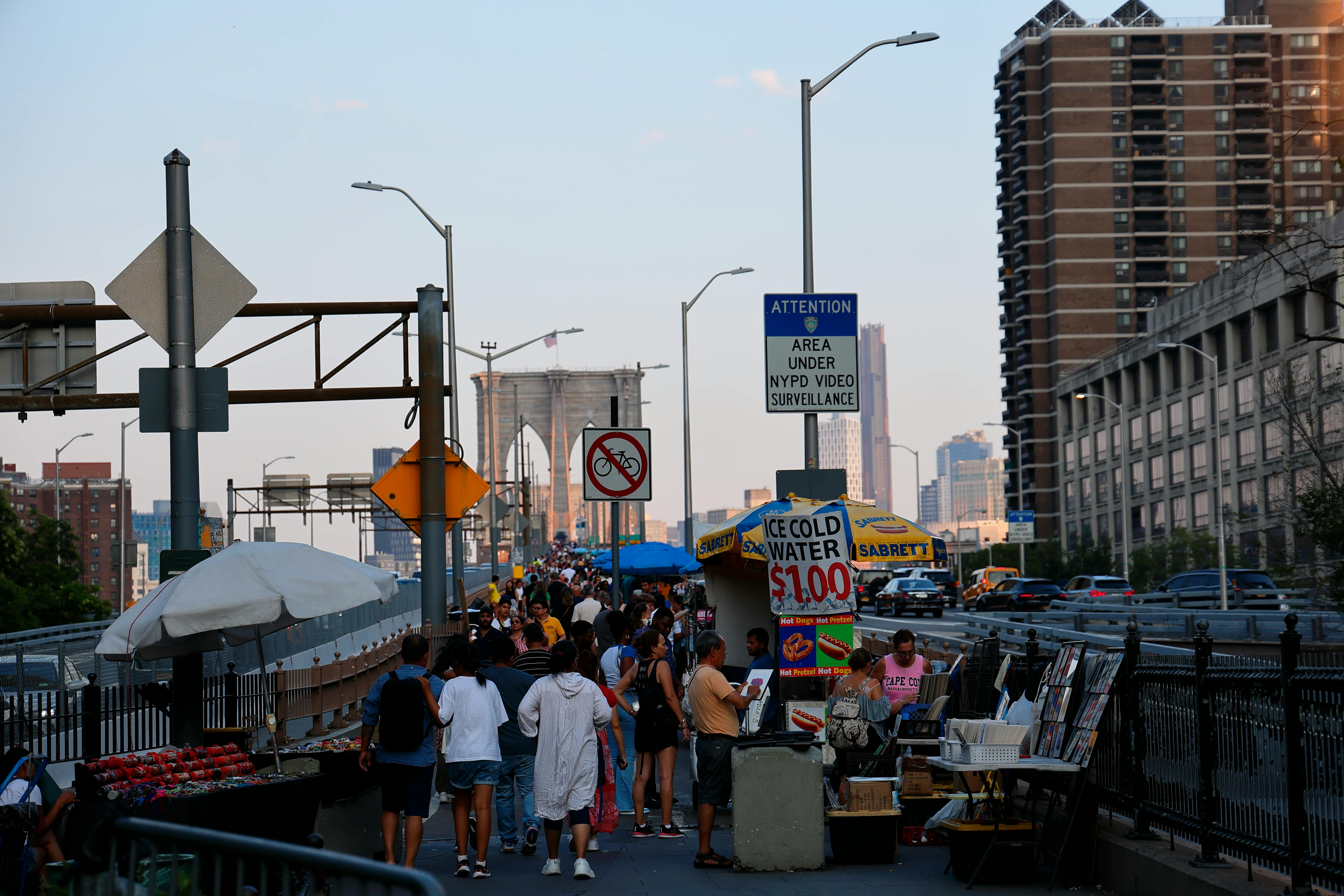 Ponte De Concreto Perto De Edifícios Durante A Hora Dourada · Foto ...