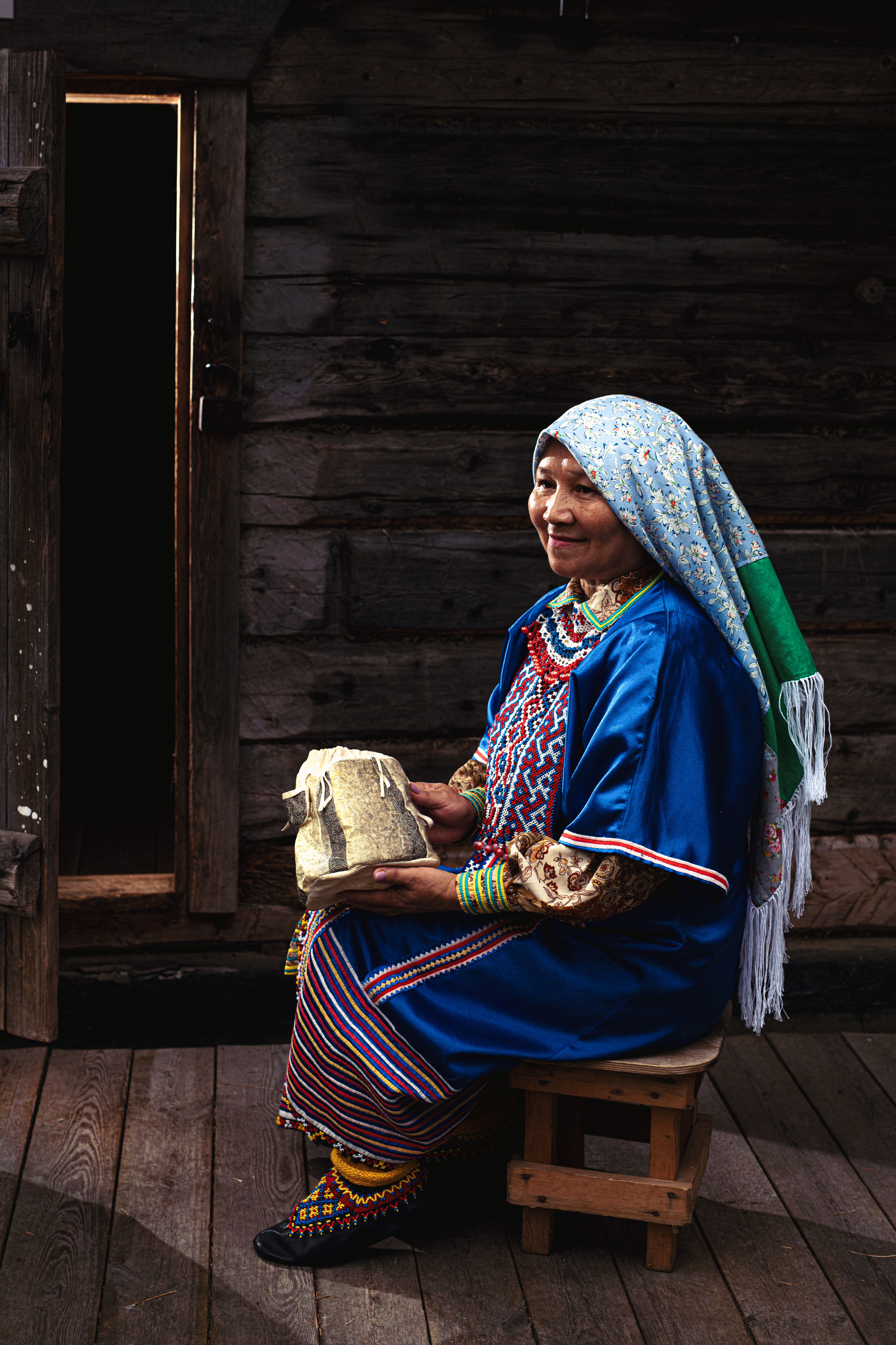 Woman Holding Object Photos, Download The BEST Free Woman Holding ...