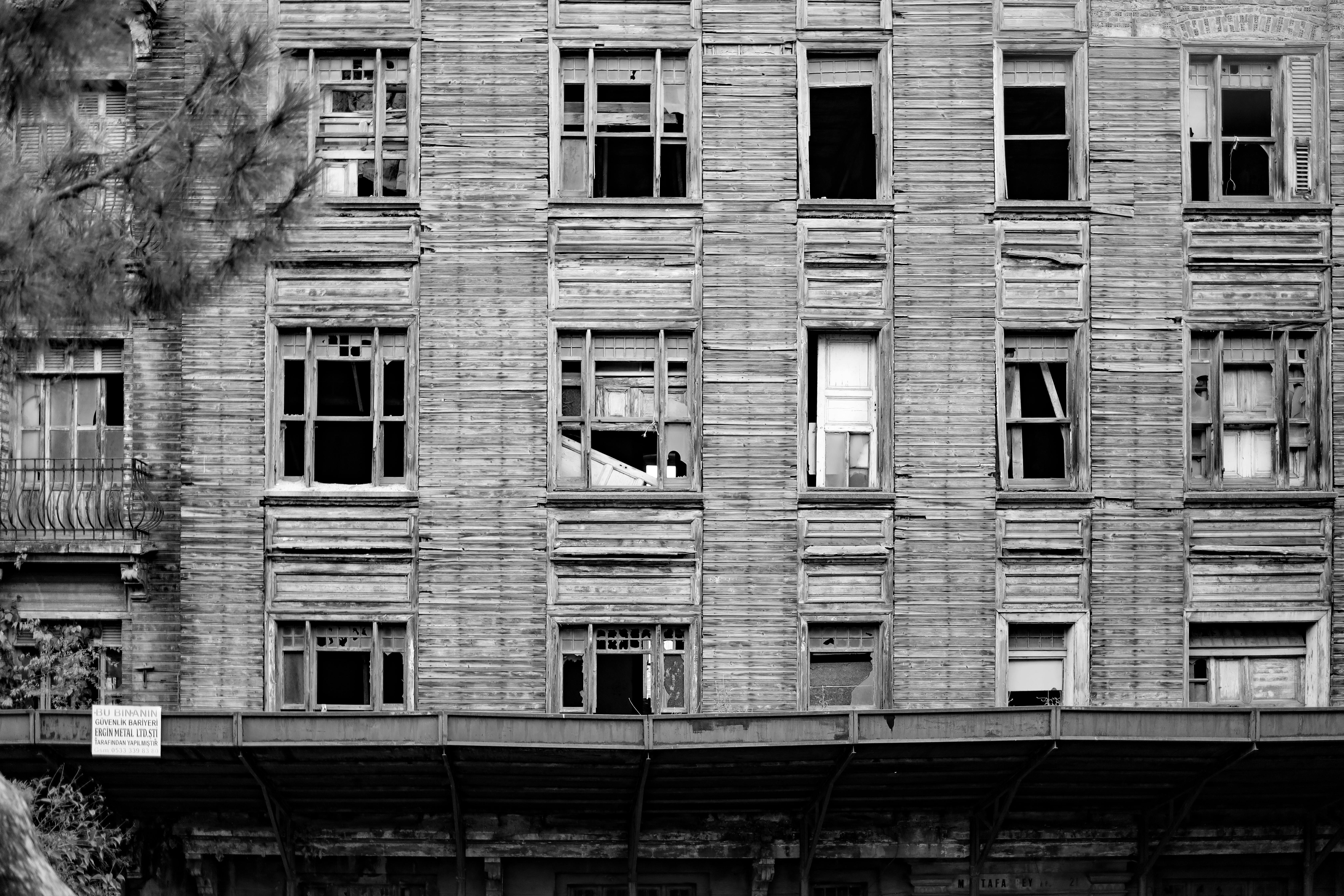 Decaying Residential Building · Free Stock Photo