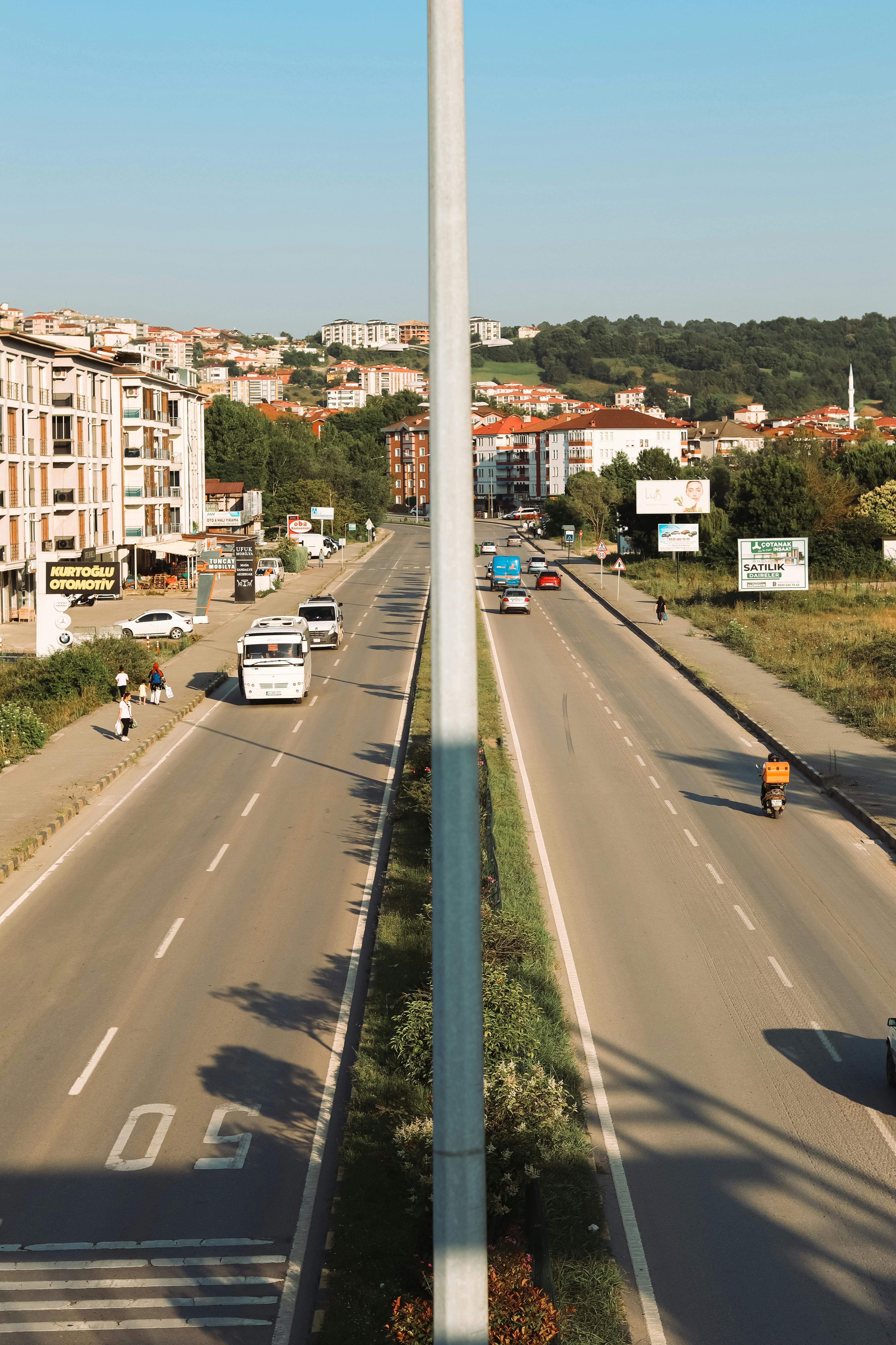 View of Two Lane Streets in City · Free Stock Photo