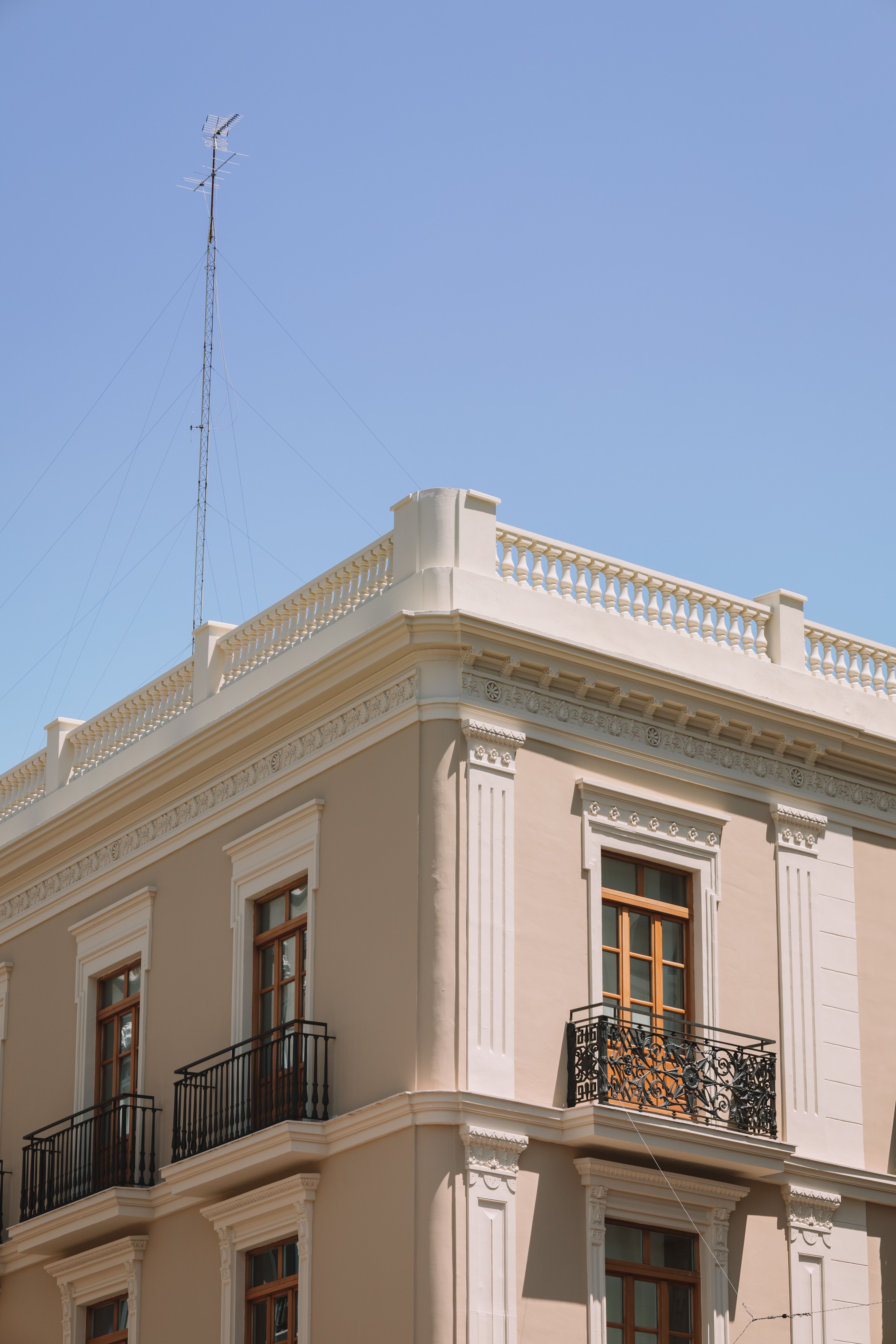 Sunlit Building Corner · Free Stock Photo