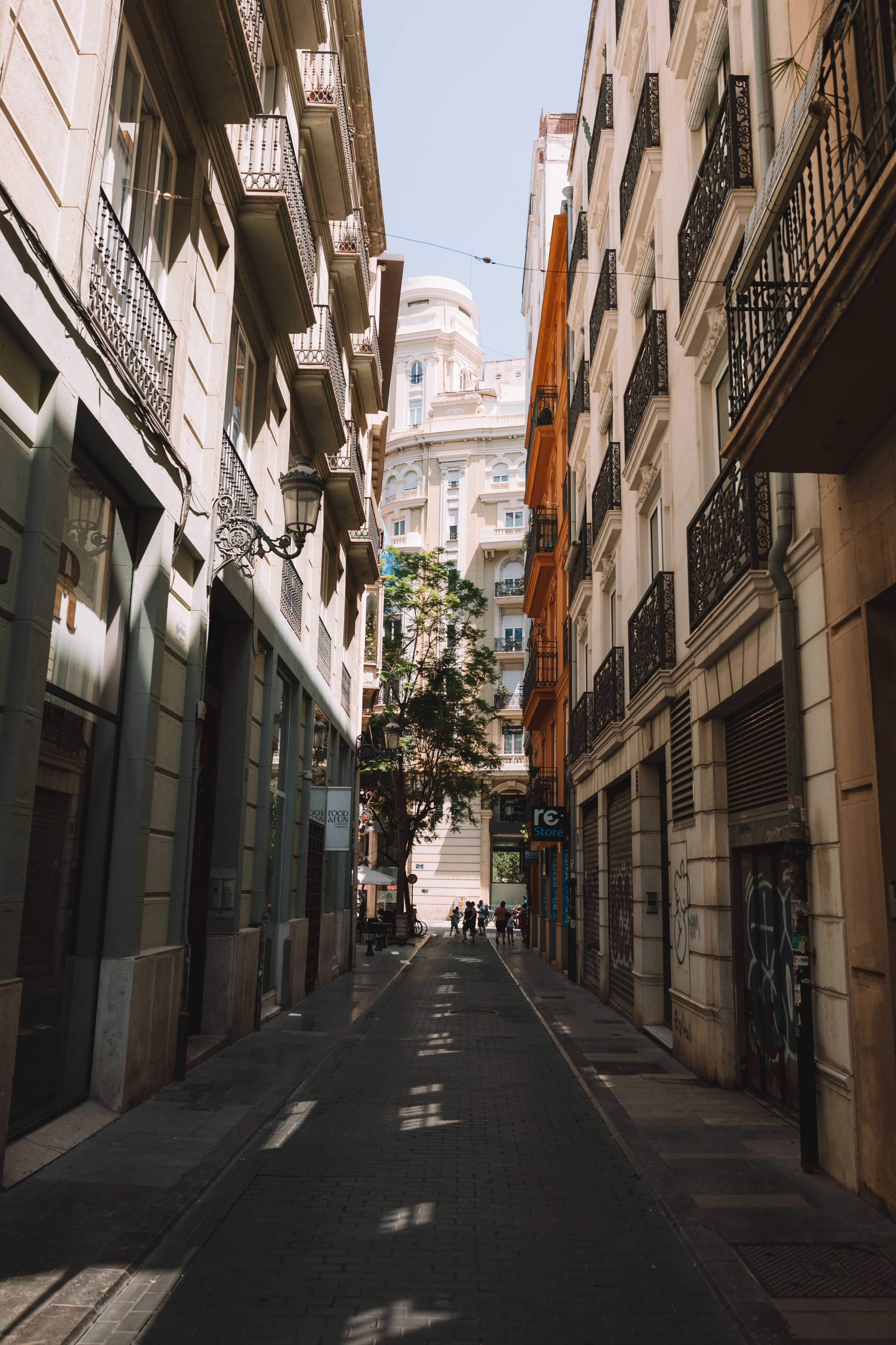 Narrow City Street · Free Stock Photo