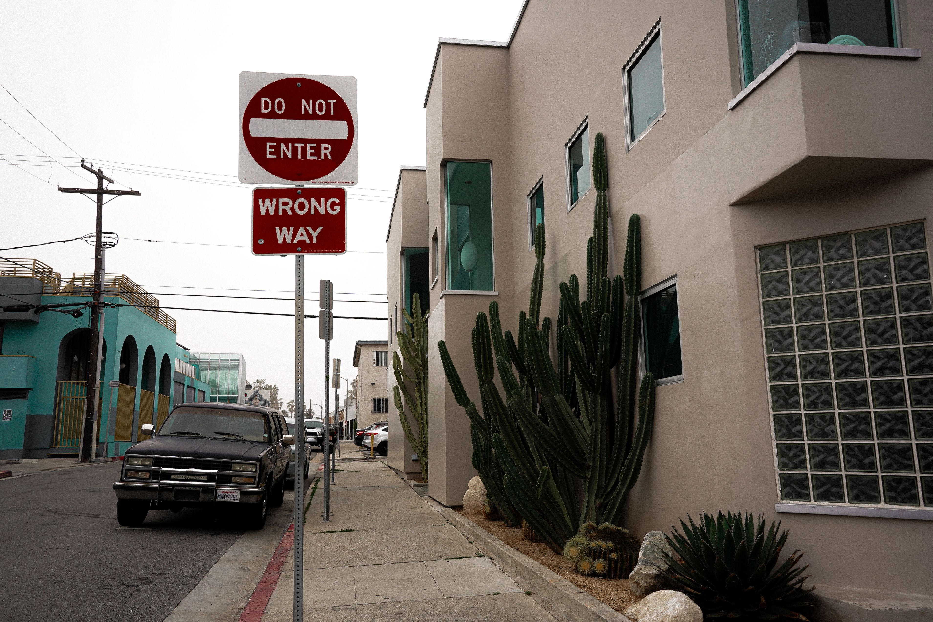 A stop sign on the side of a building · Free Stock Photo