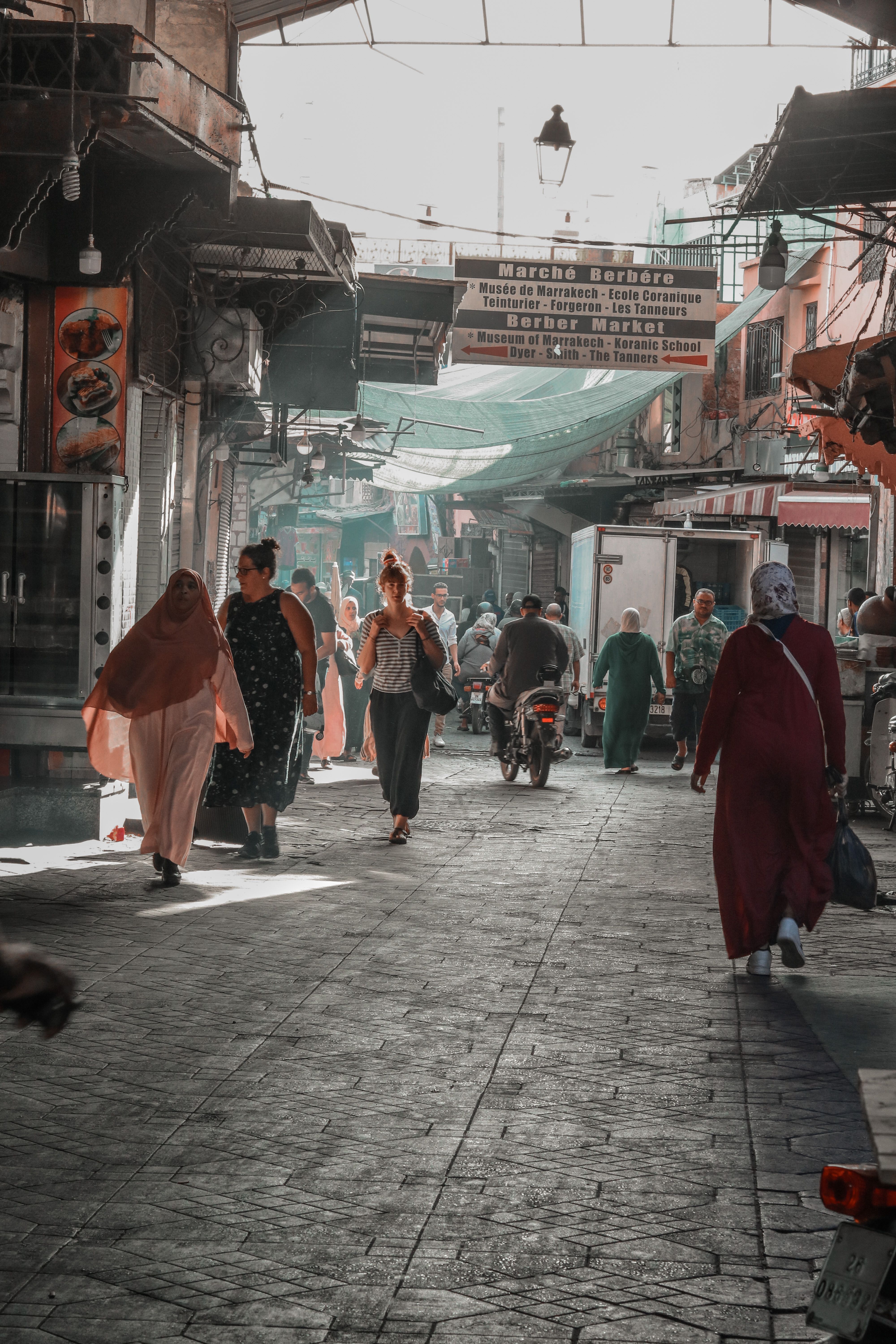 A Crowded Alley at the Market · Free Stock Photo