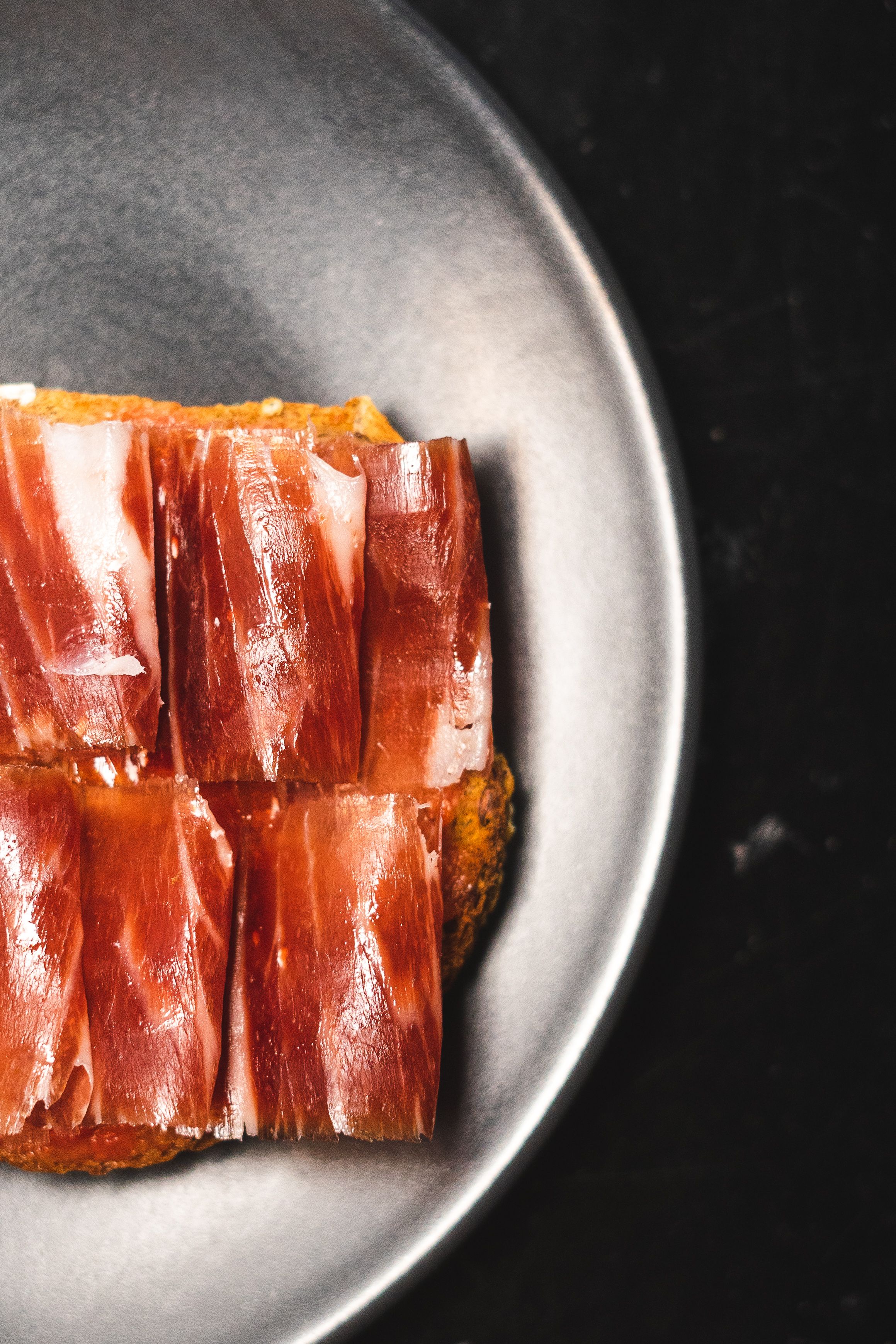Rebanada De Jamón Sobre Pan Asado · Foto de stock gratuita