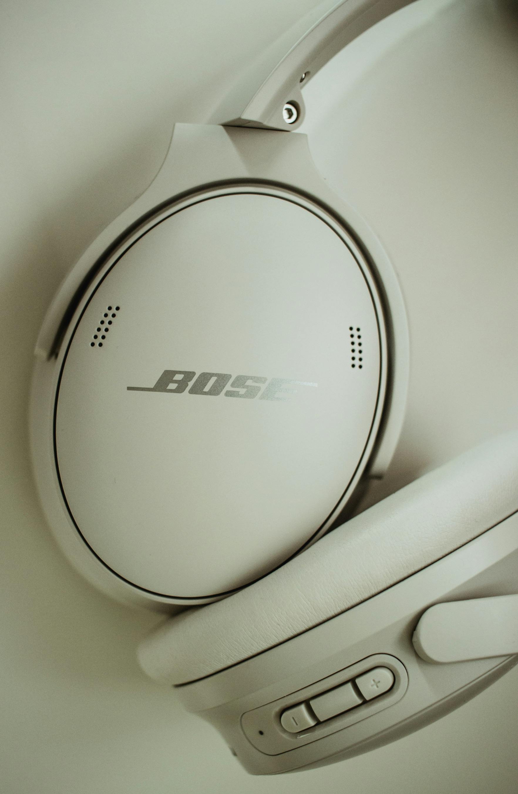 White Bose Quiet Comfort 45 · Free Stock Photo