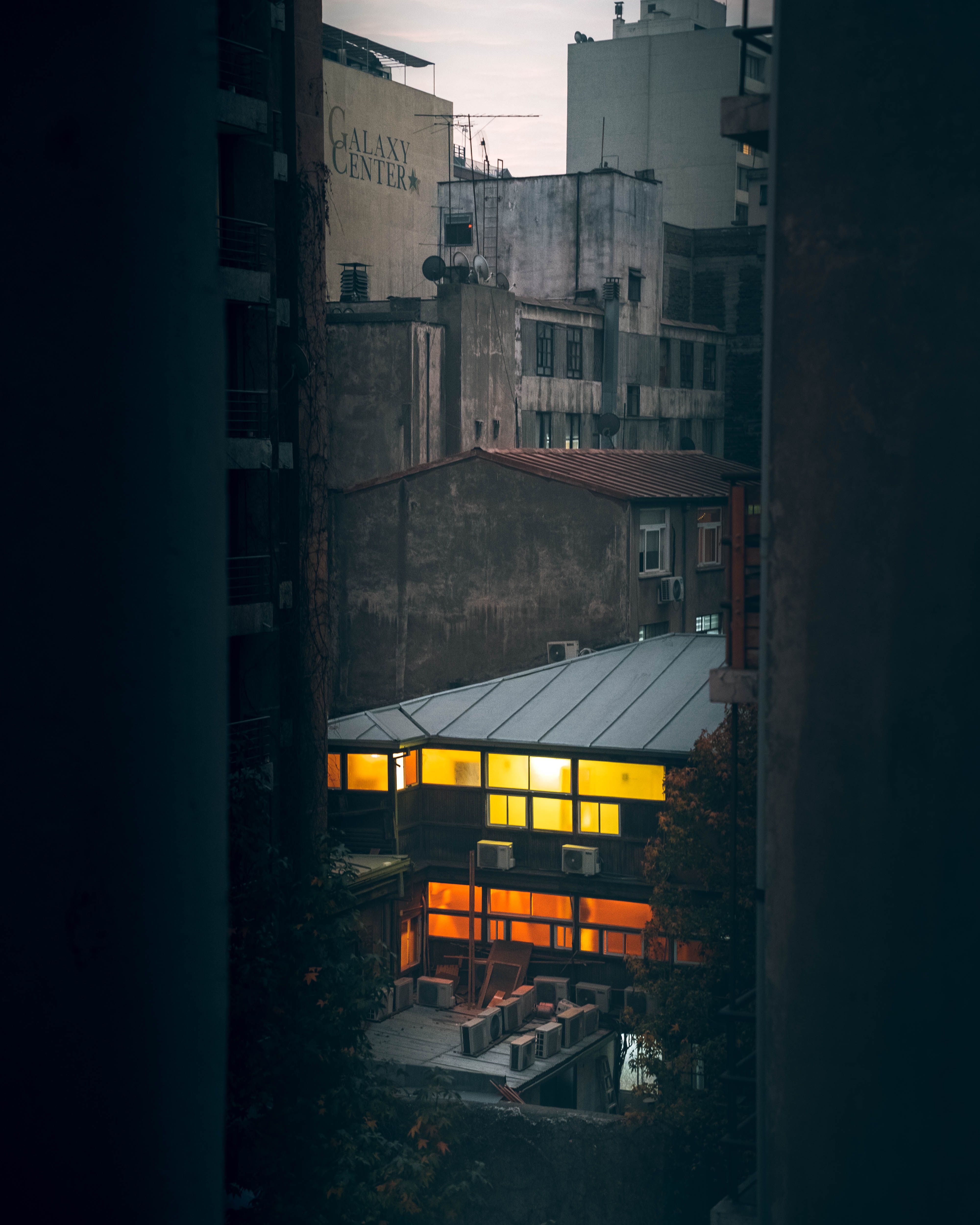Foto profissional gratuita de abandonado, amarelo dourado, ao ar livre ...