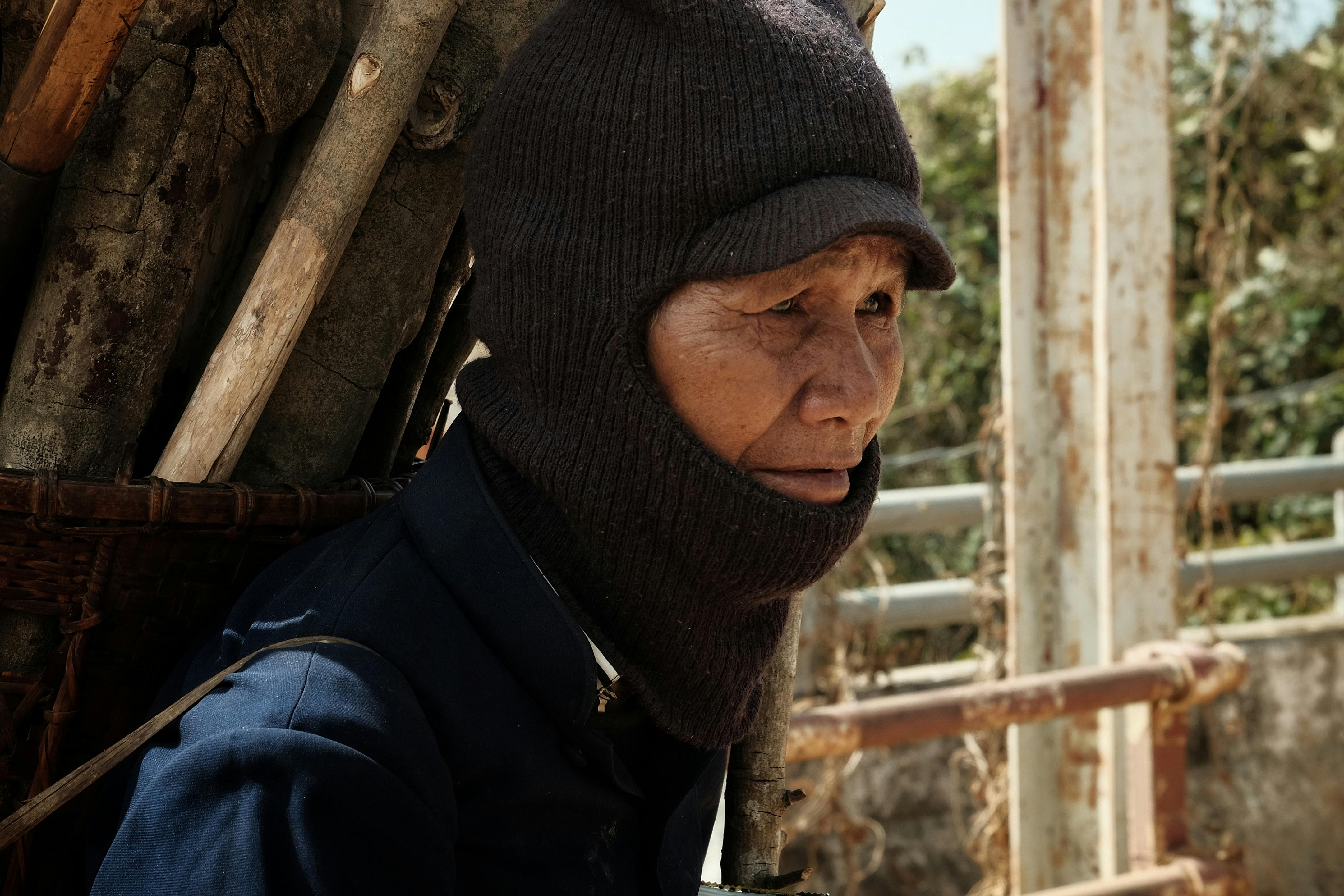 Woman Carrying Heavy Load Photos, Download The BEST Free Woman Carrying ...