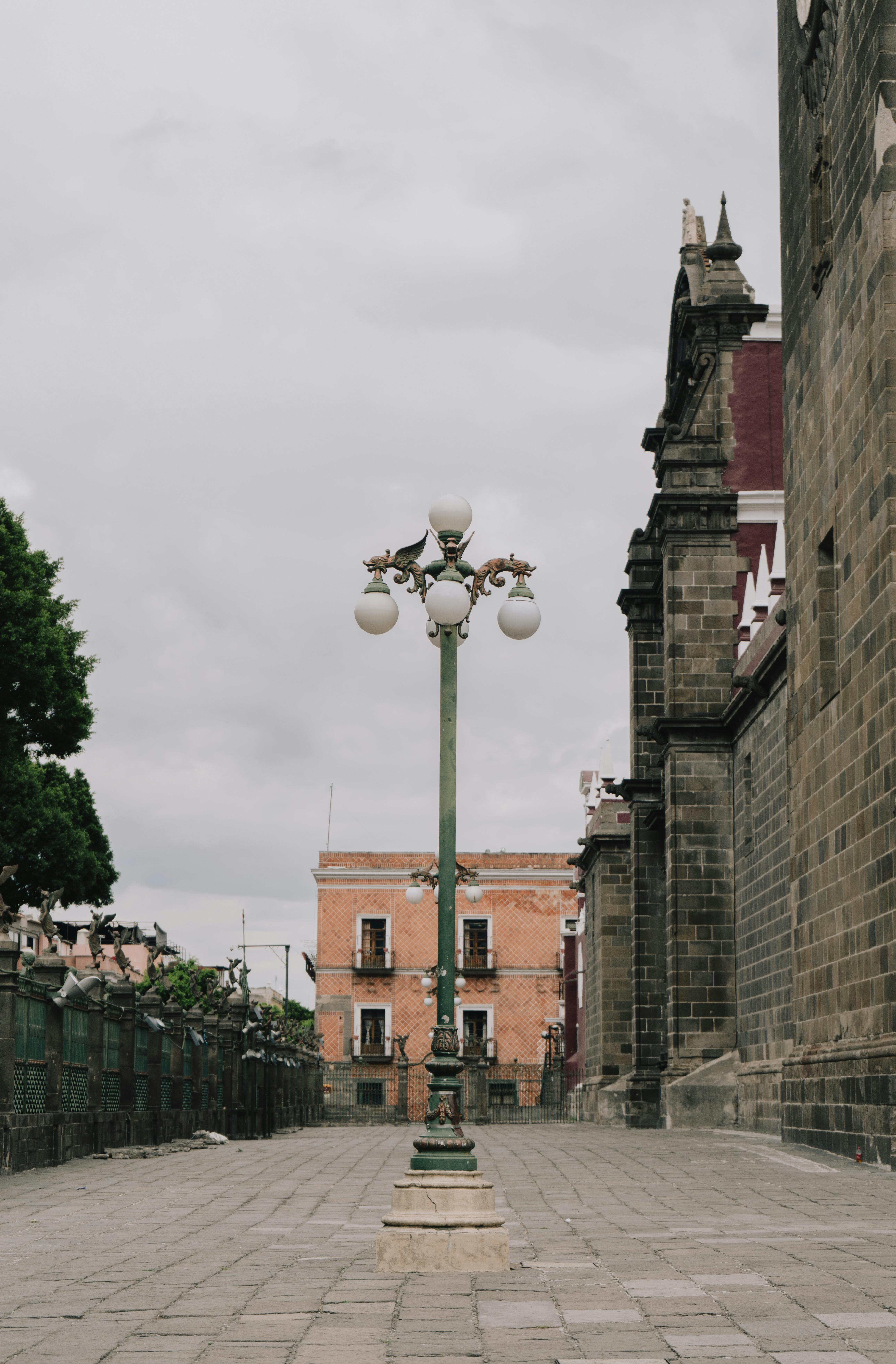 Design Streetlight in Old Town · Free Stock Photo