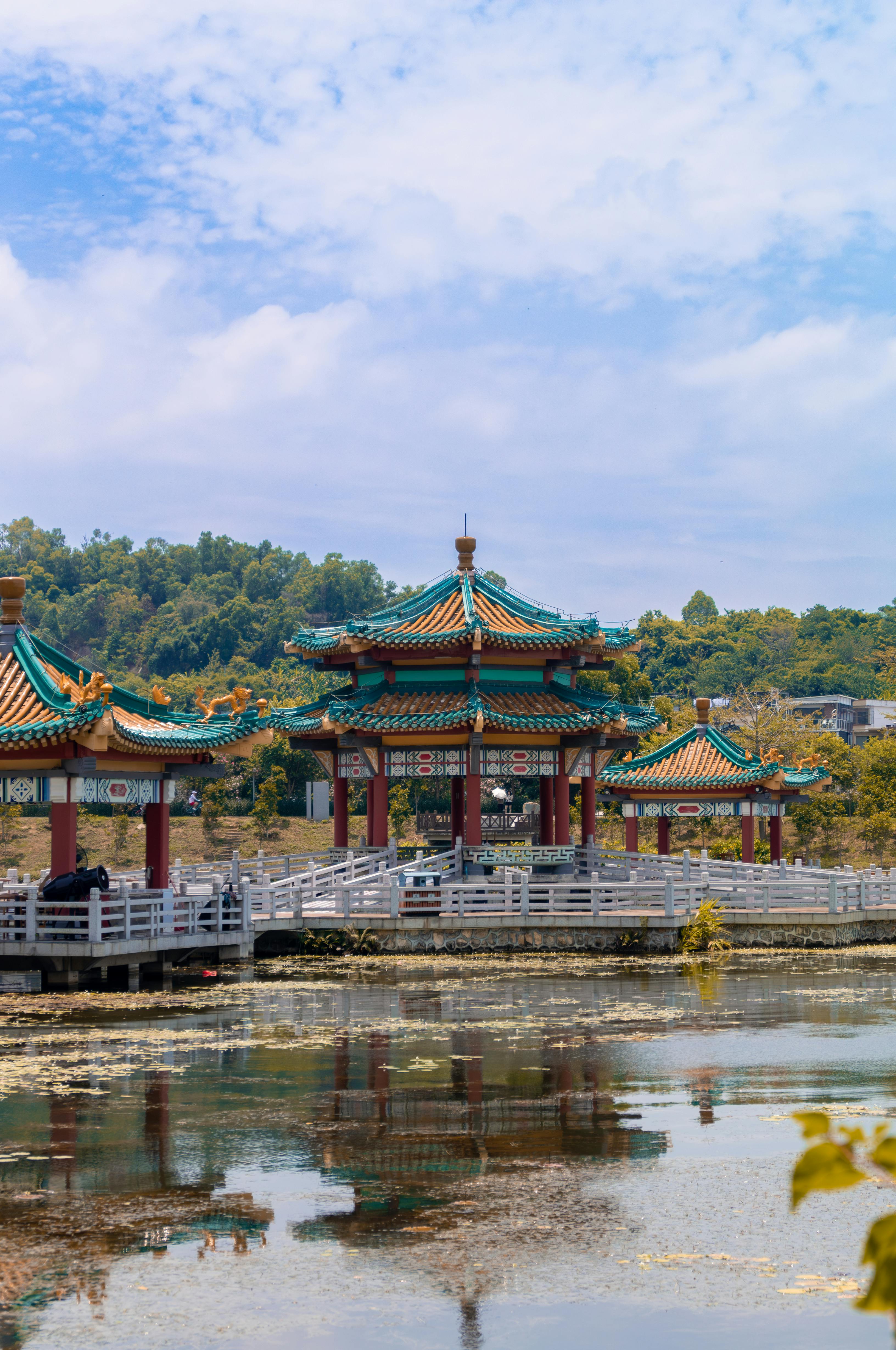 Traditional Chinese Pavilions in the Garden by the Water · Free Stock Photo