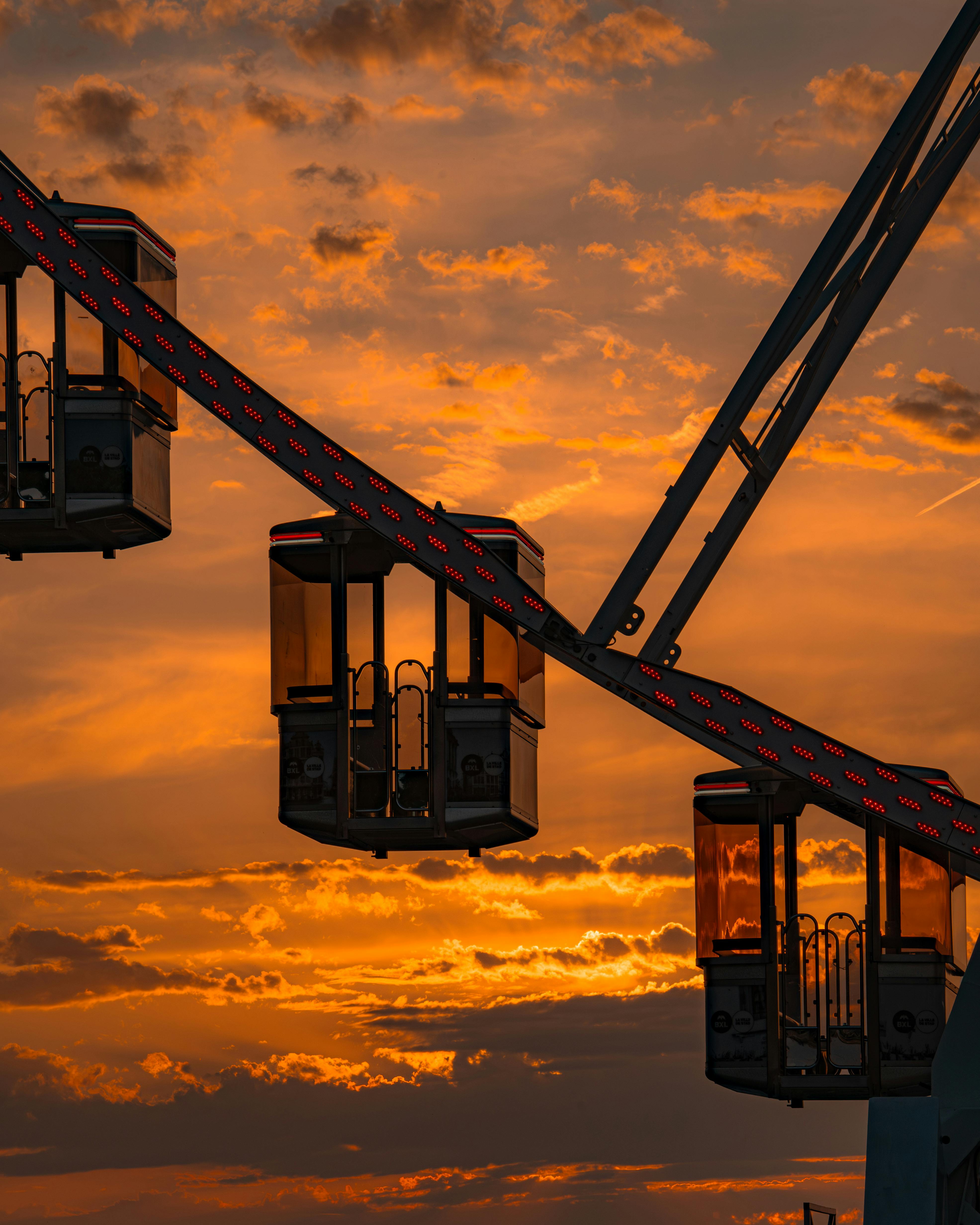 Gondolas of Ferris Wheel against Scenic Sunset Sky · Free Stock Photo