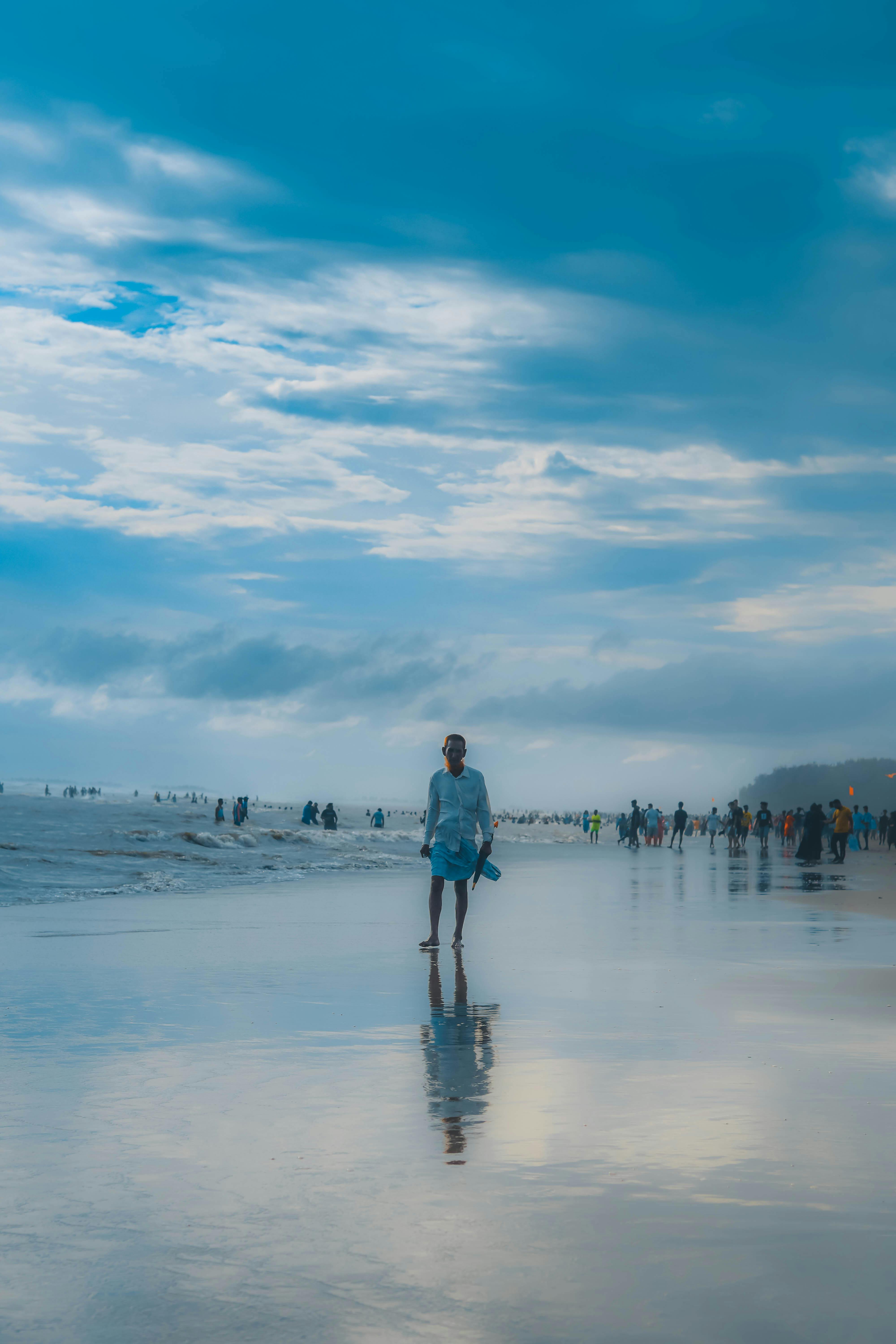 People on Sea Shore · Free Stock Photo