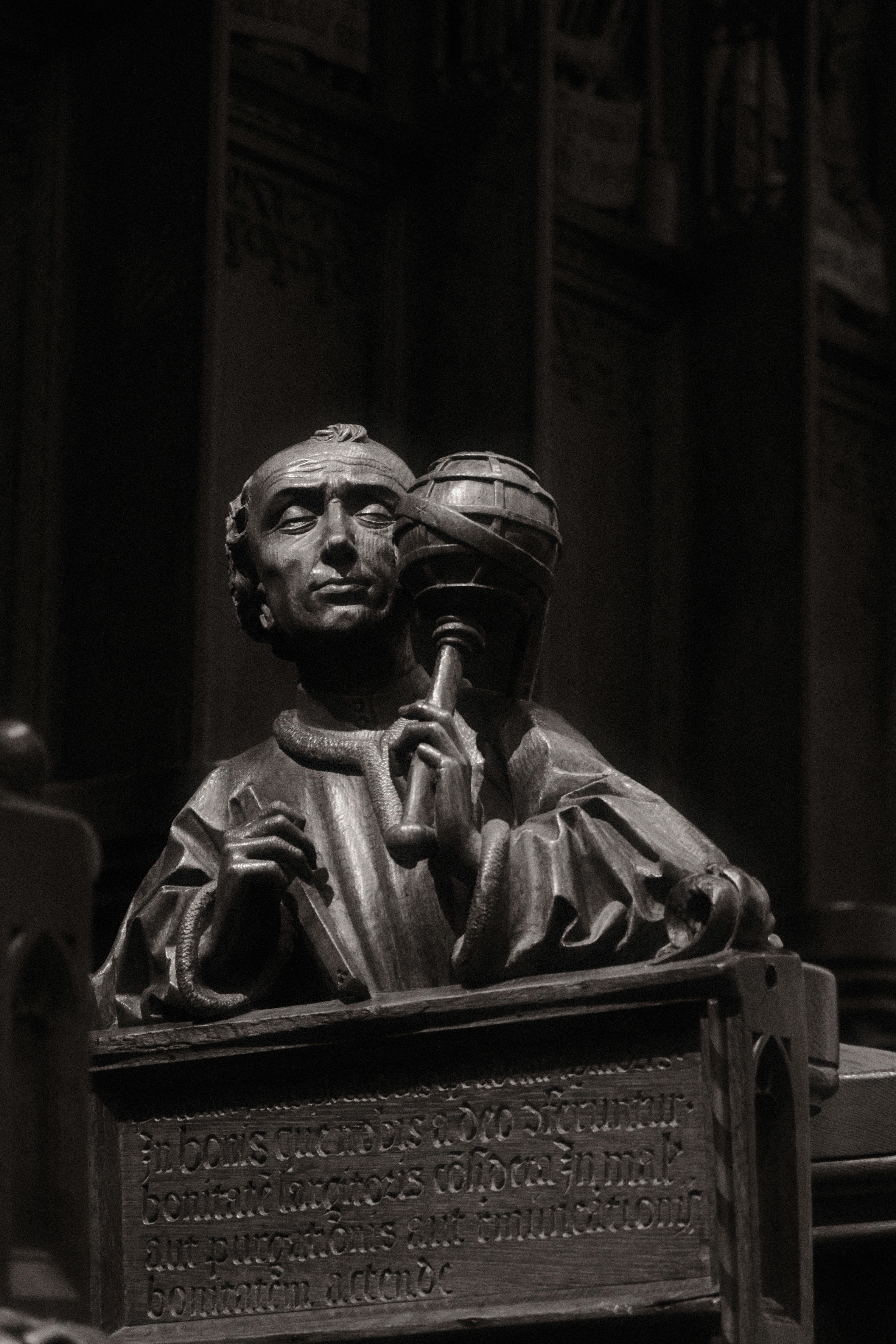 A Bronze Statue of a Man · Free Stock Photo