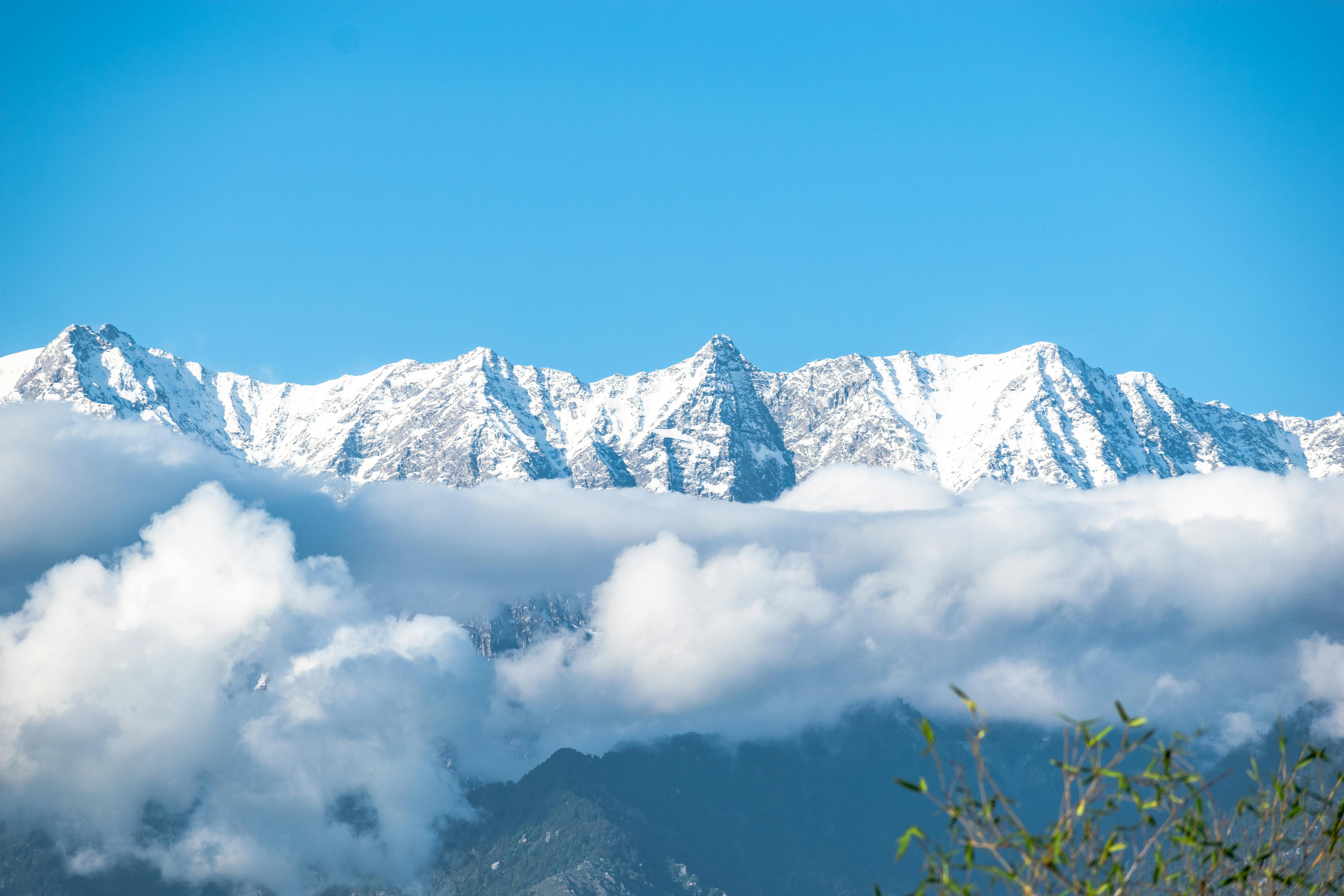 Clear Sky over Mountains Peaks and Clouds below · Free Stock Photo
