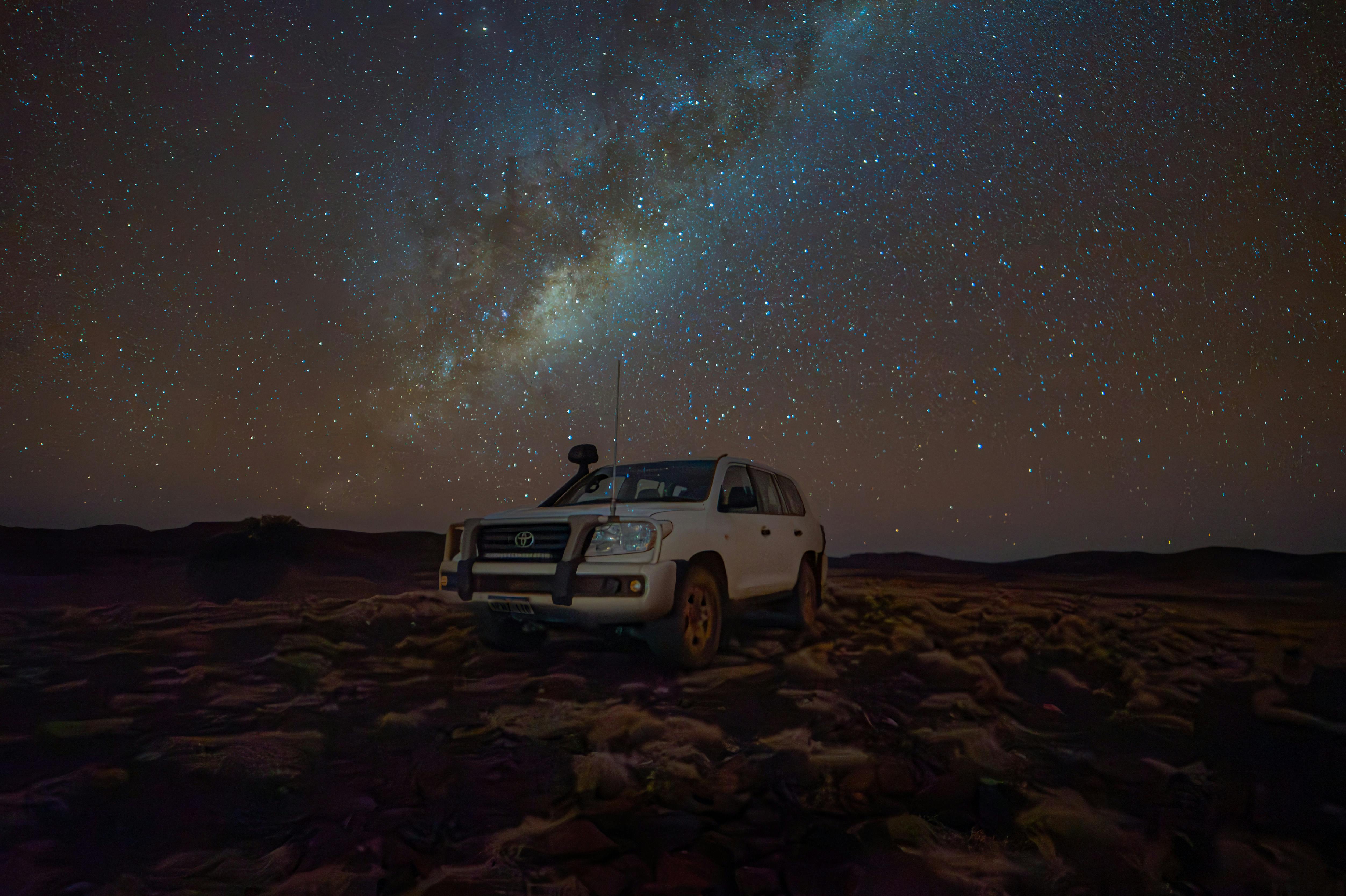 Toyota Land Cruiser under Night Sky · Free Stock Photo