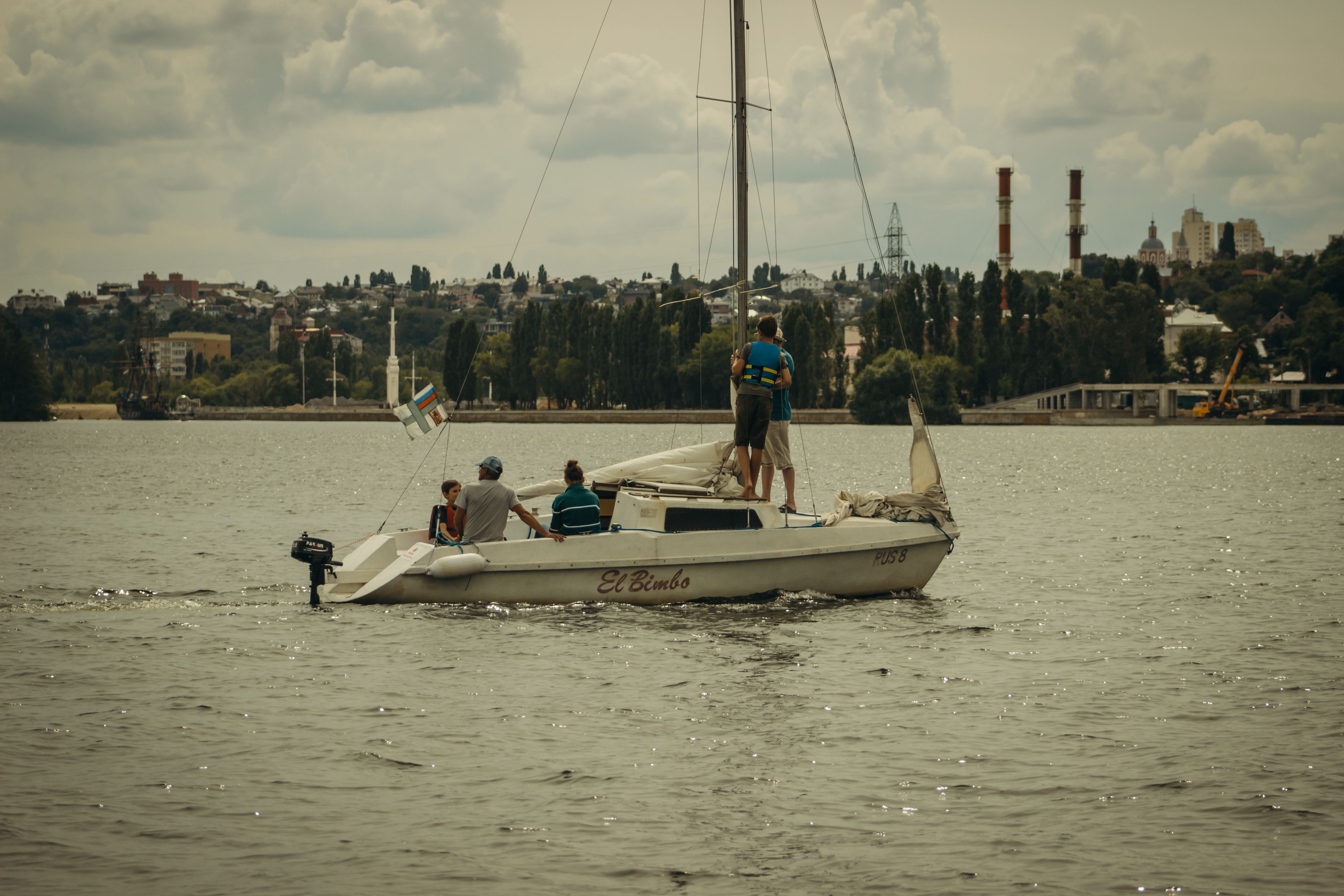 A group of people are on a small boat · Free Stock Photo
