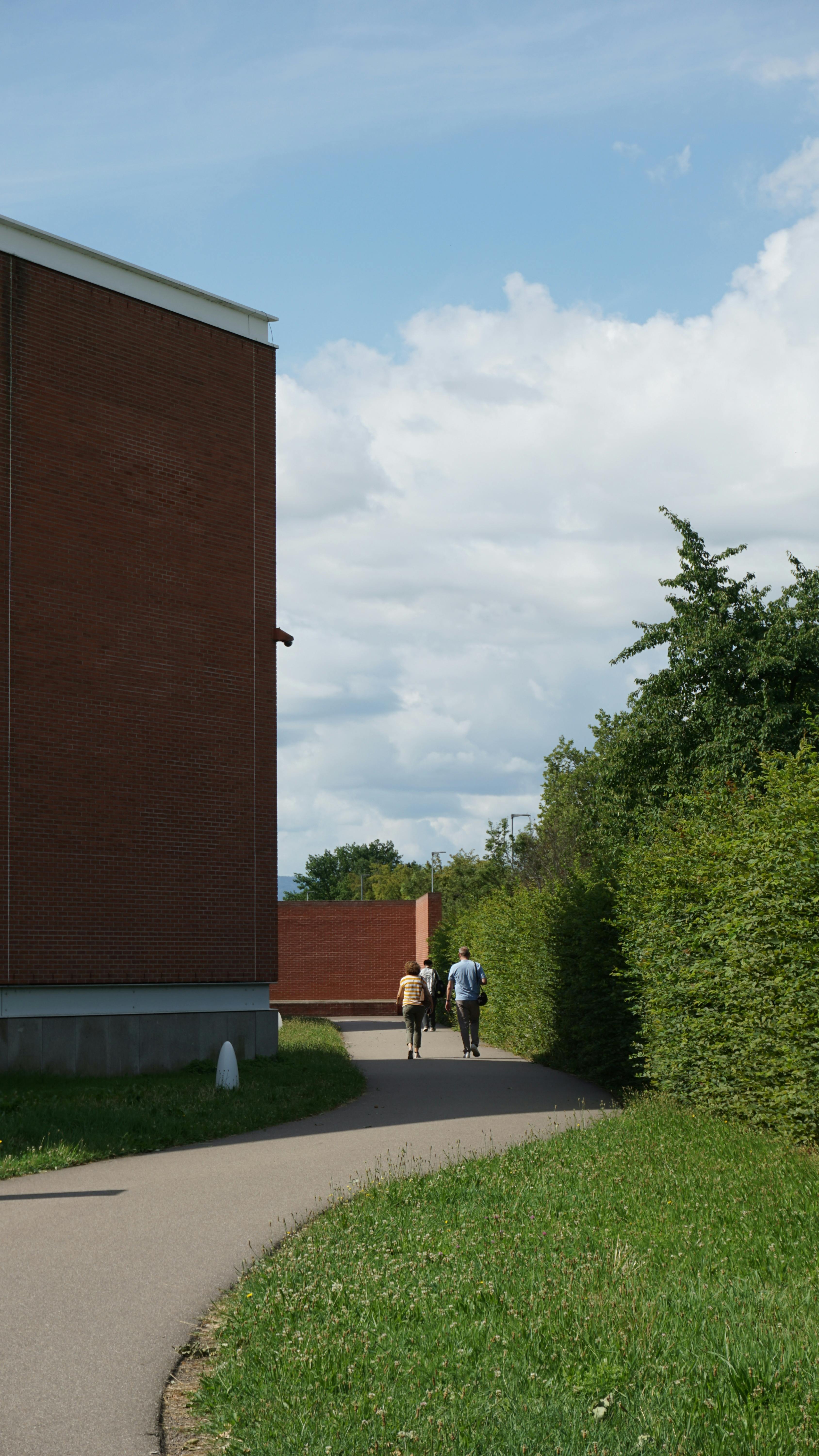 Path behind Building · Free Stock Photo
