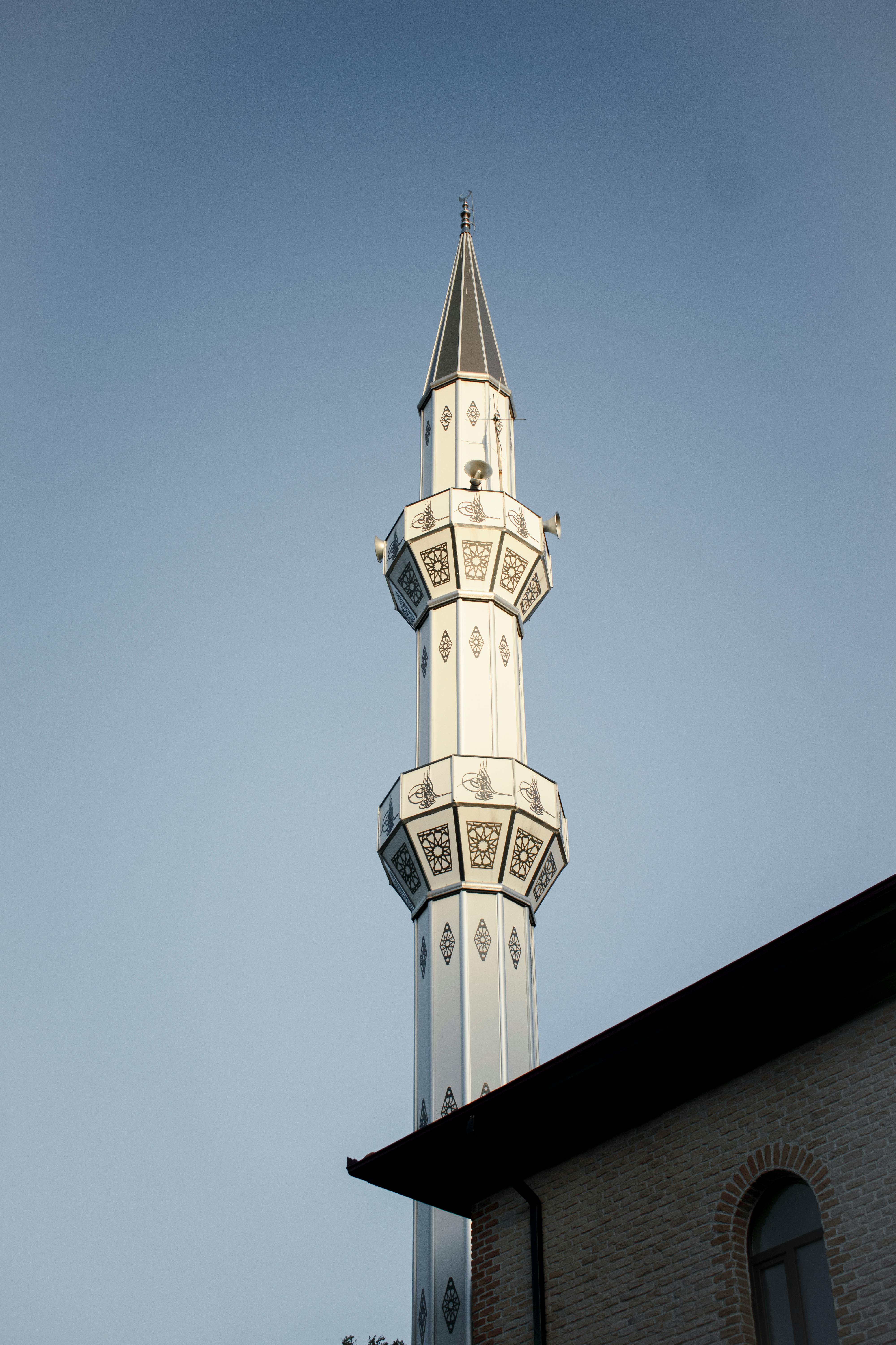 Mosque with Dome and Minaret · Free Stock Photo