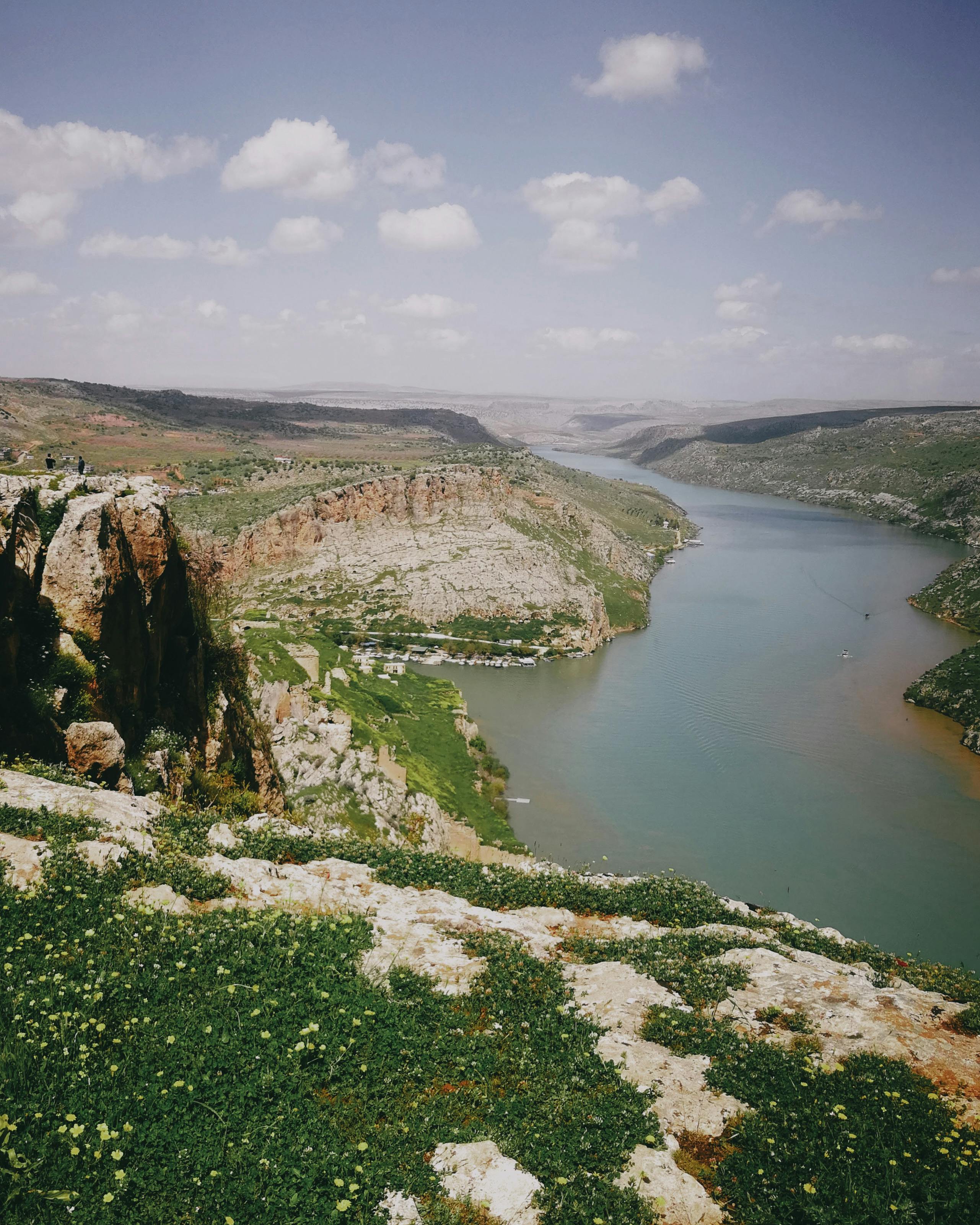 River between Hills · Free Stock Photo