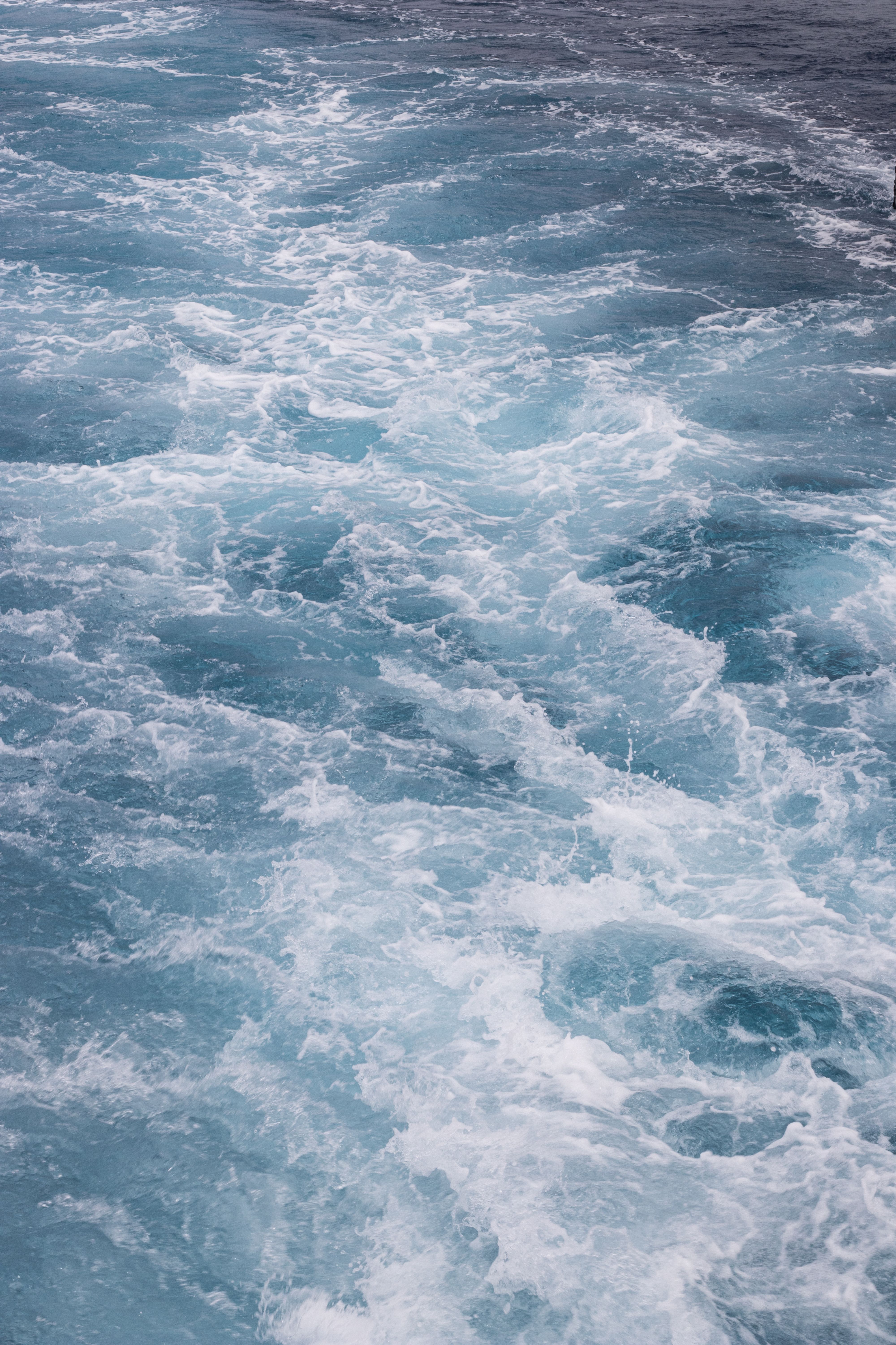 A boat is traveling through the ocean with waves · Free Stock Photo