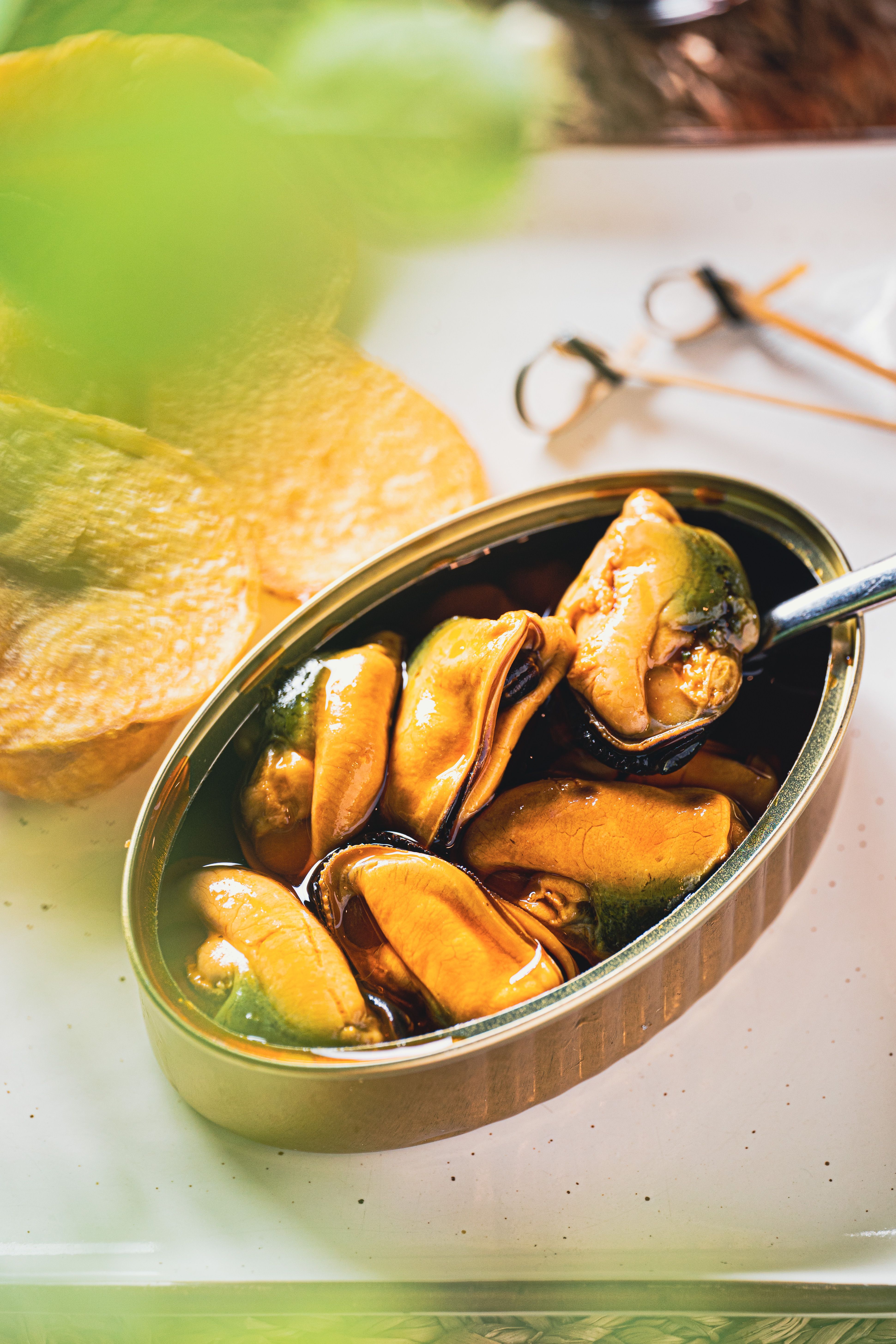 A plate with some mussels and chips · Free Stock Photo