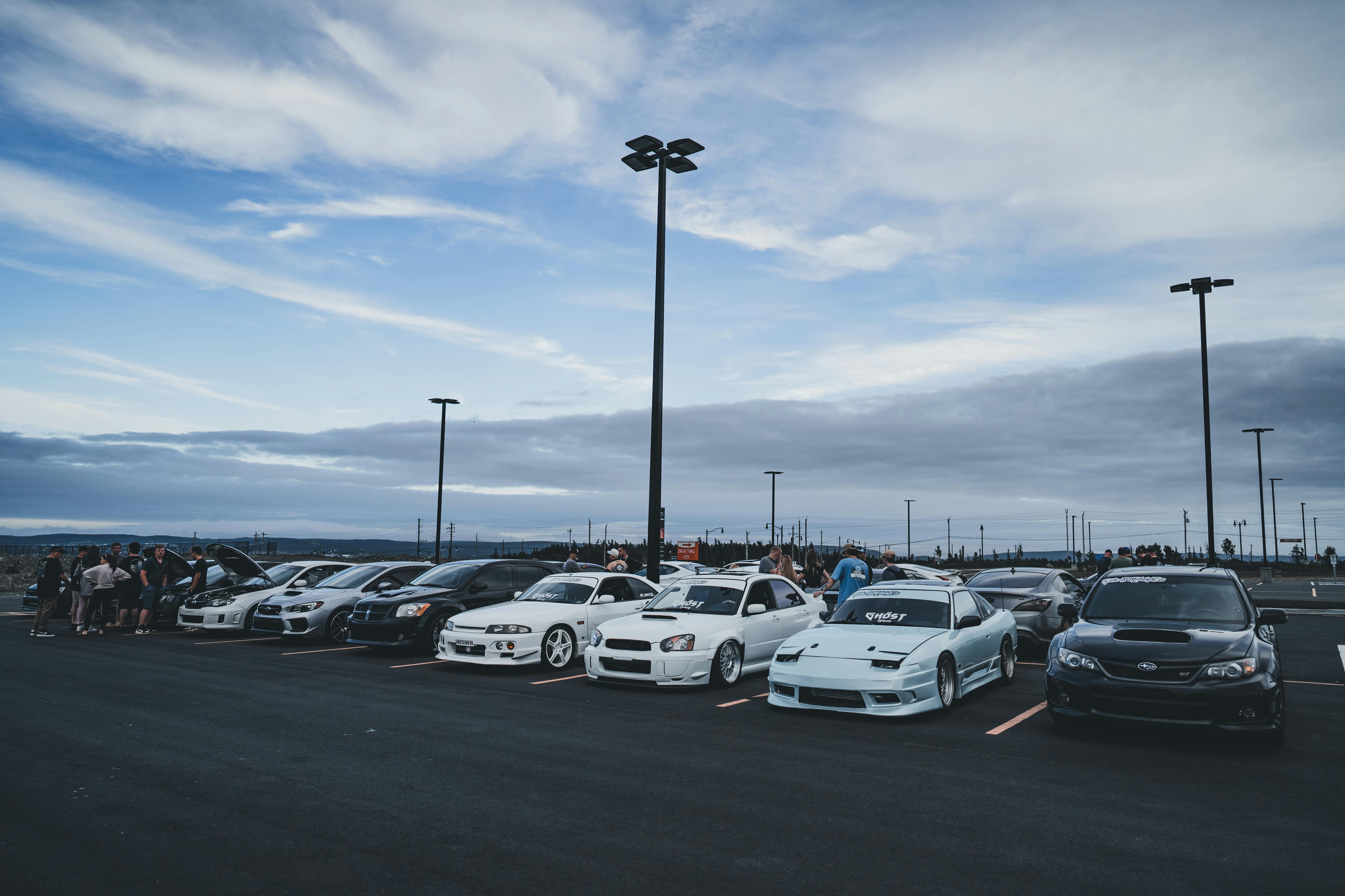 A parking lot with many cars parked in it · Free Stock Photo