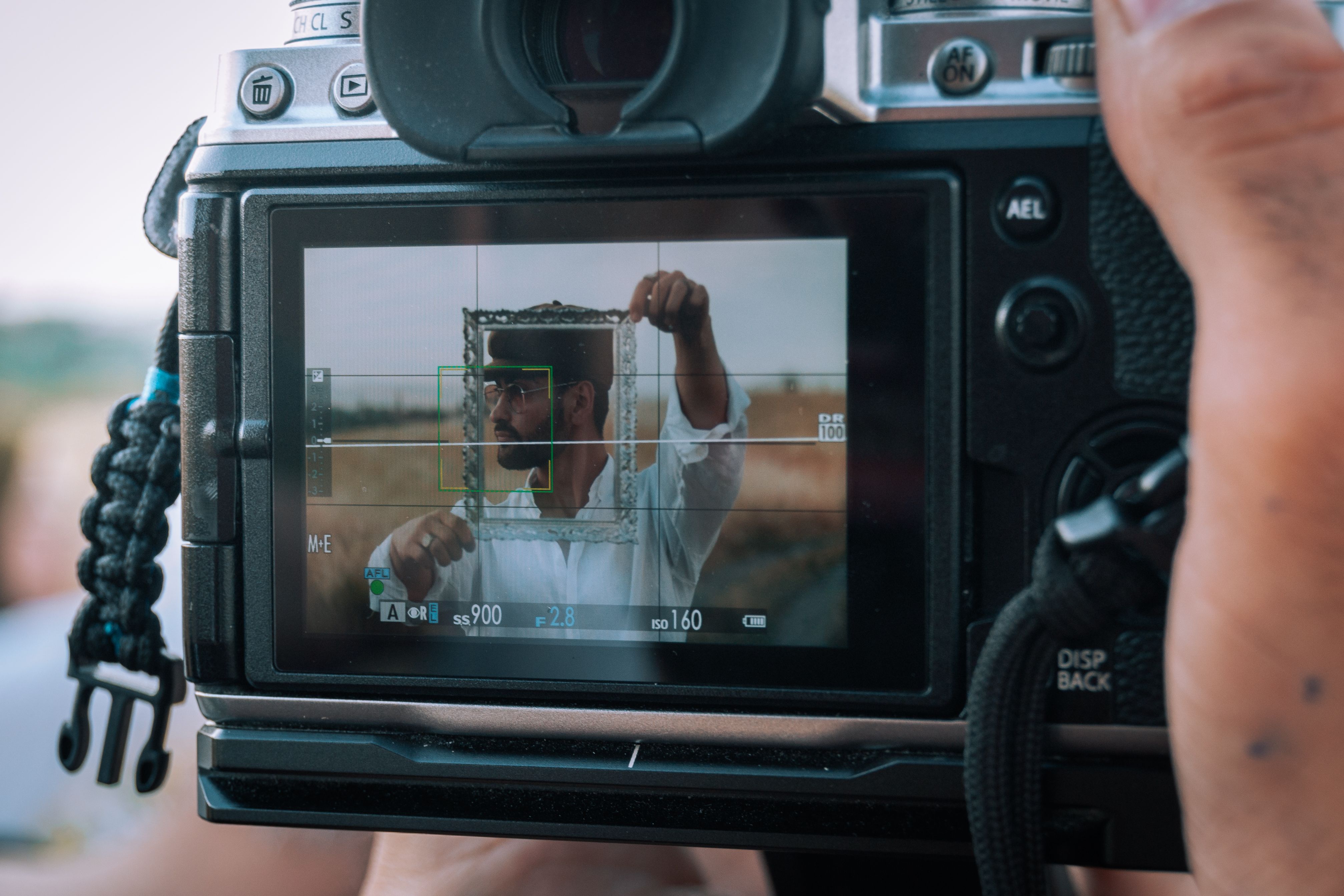 A person holding a camera with a photo on it · Free Stock Photo