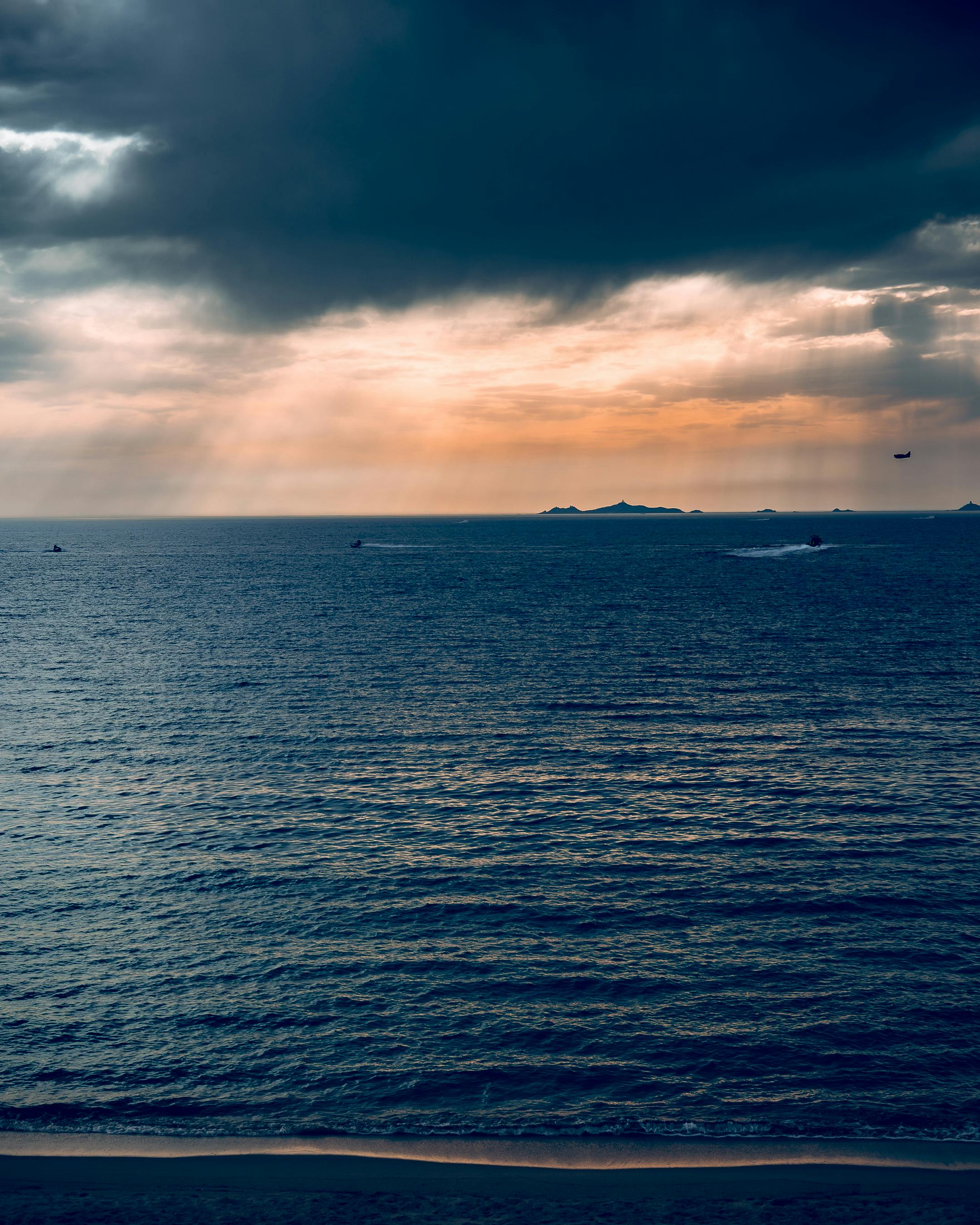 Dark Cloud over Ocean · Free Stock Photo