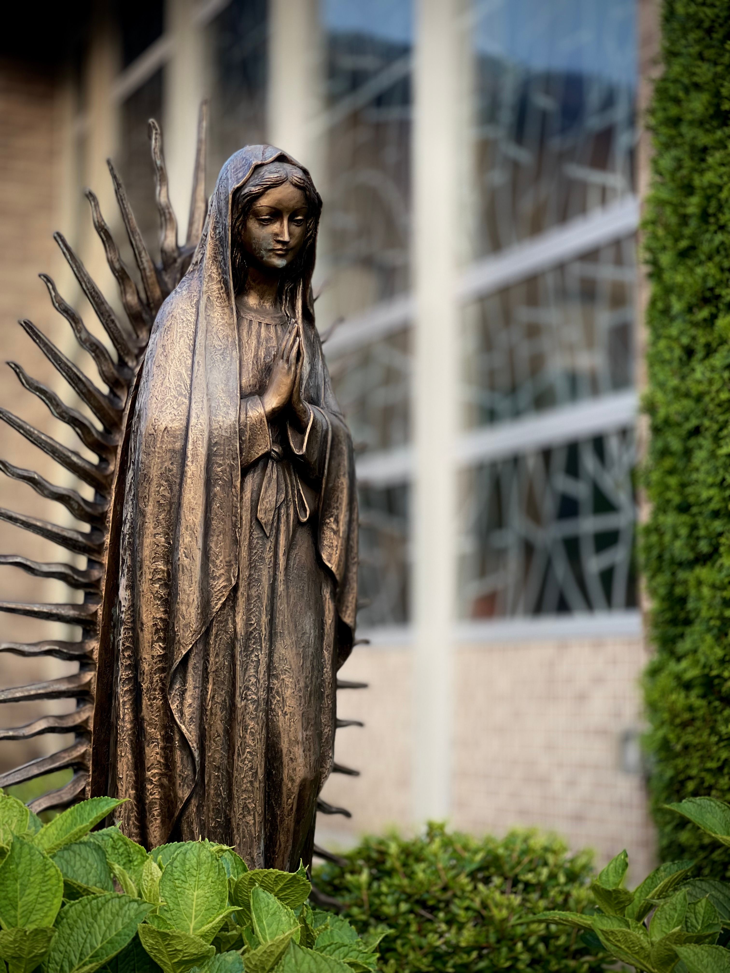 Sculpture of Virgin Mary · Free Stock Photo