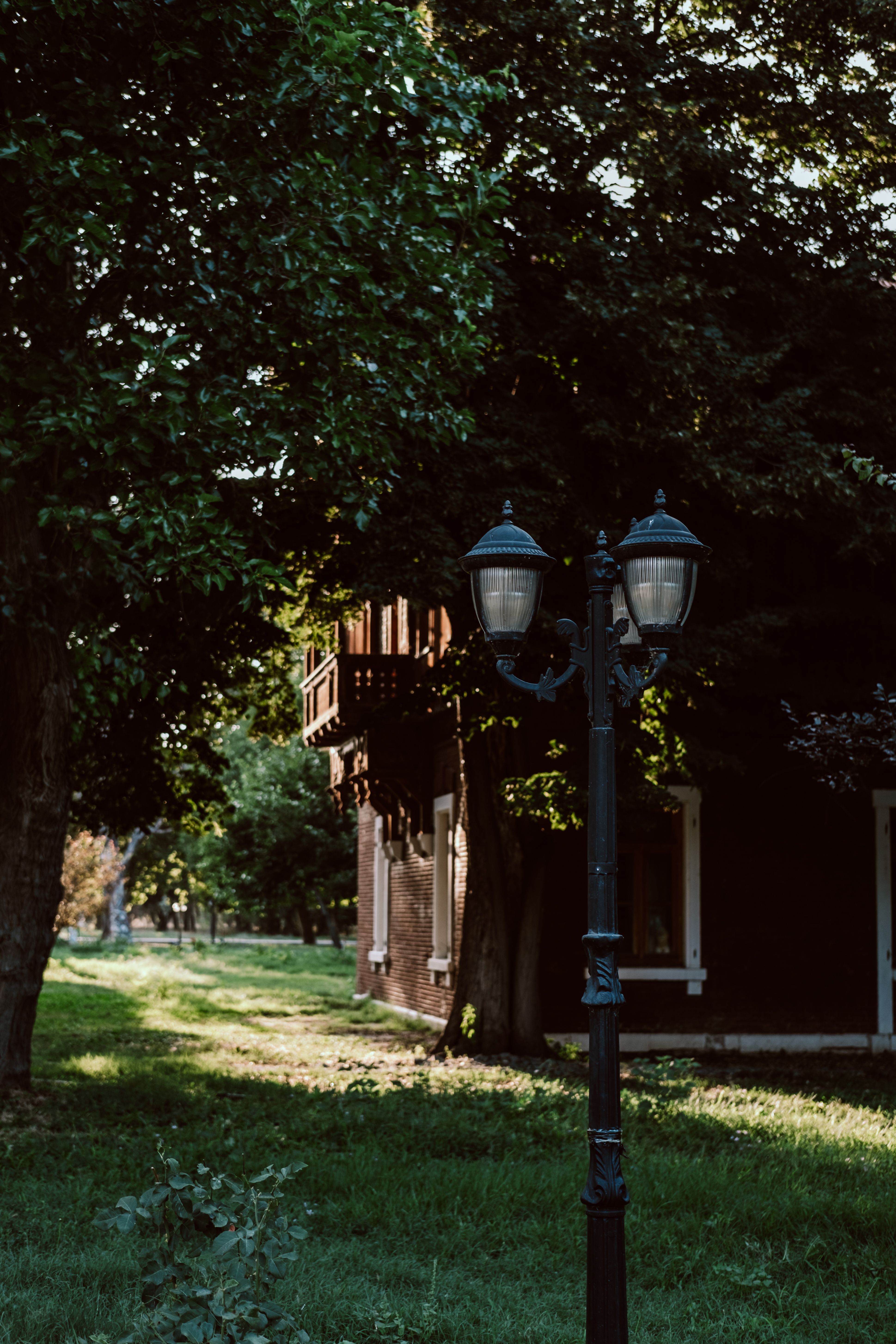 A street lamp in front of a house · Free Stock Photo
