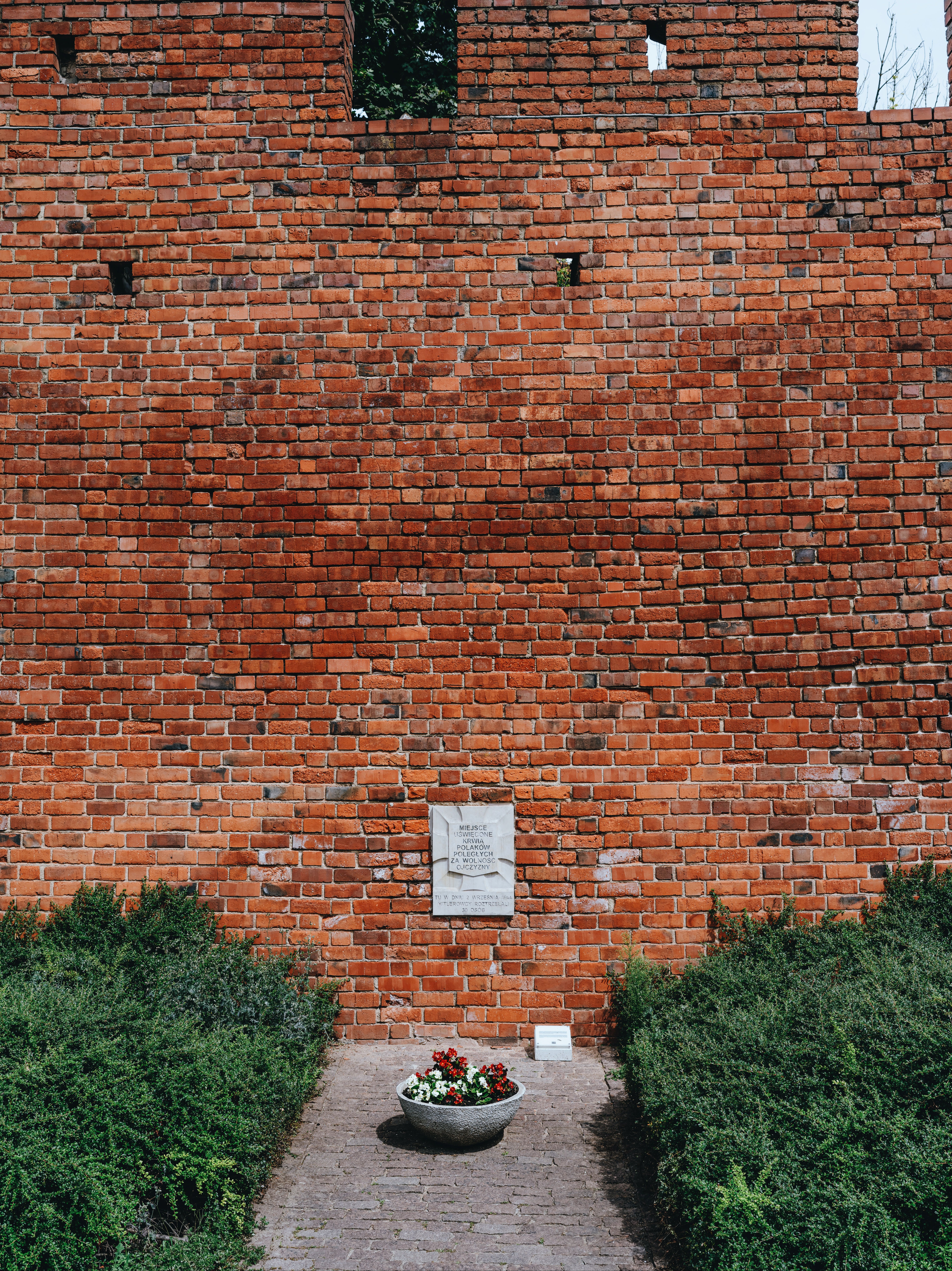 Monument on Brick Wall · Free Stock Photo