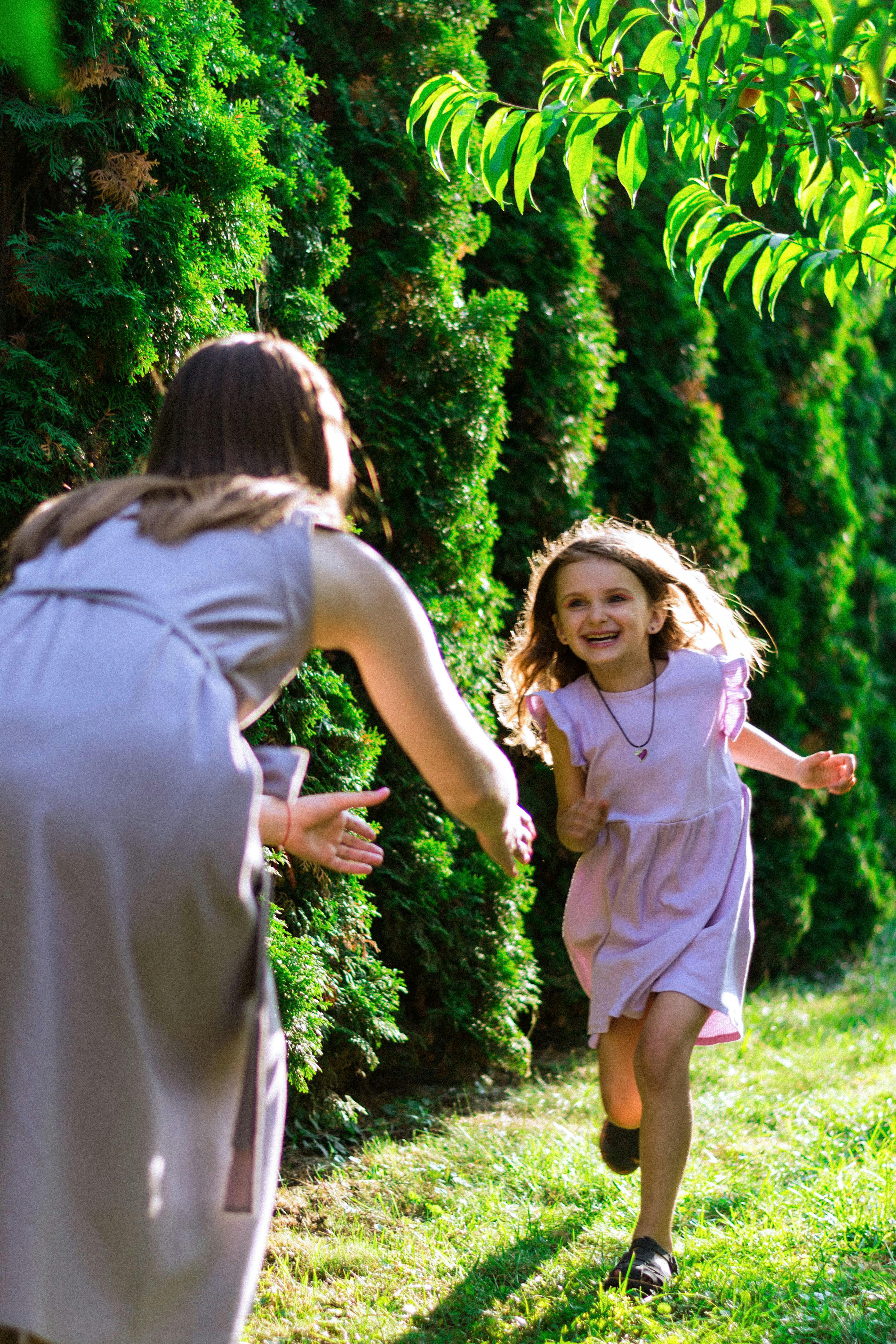 Daughter Running to Mother · Free Stock Photo
