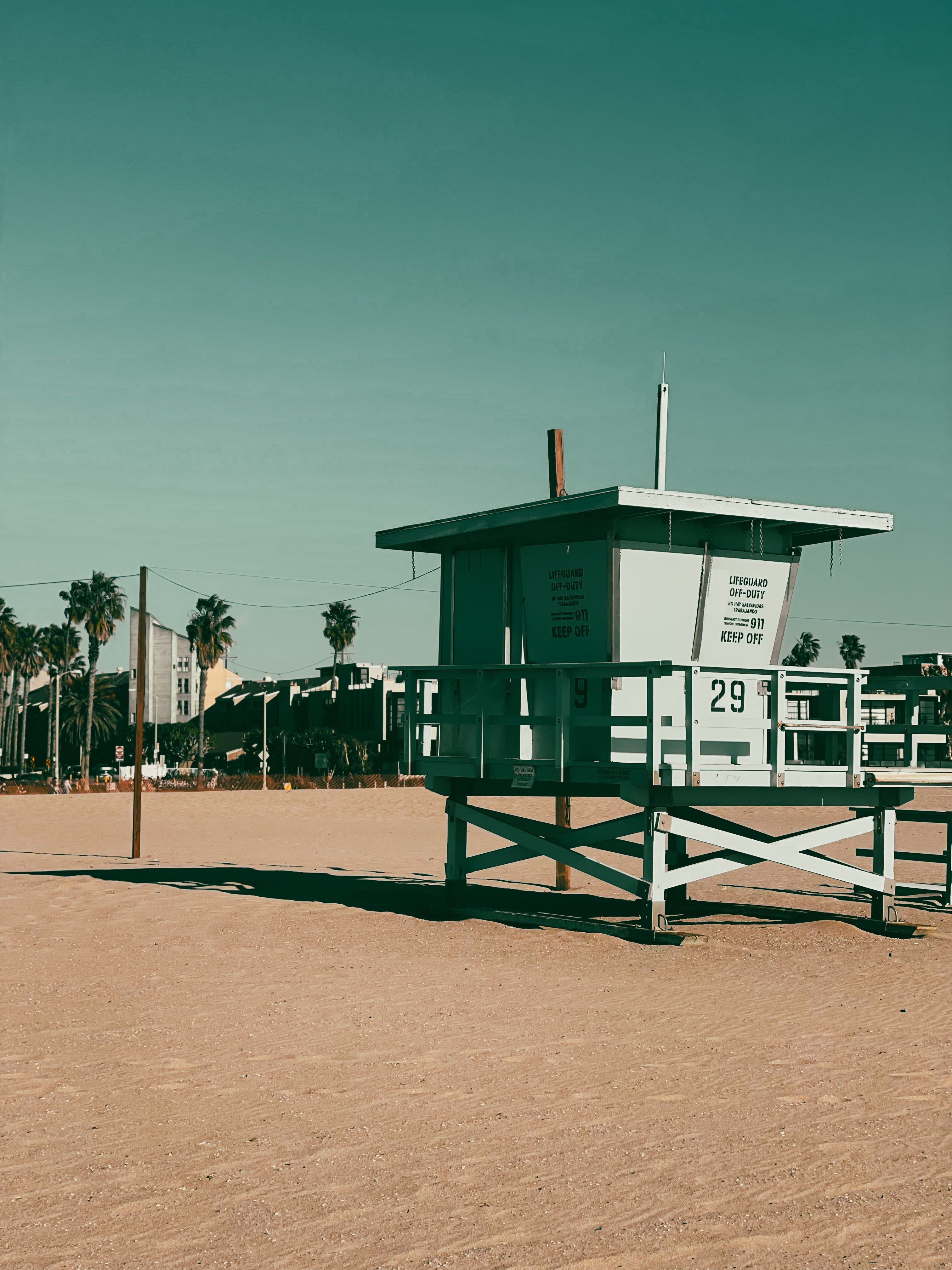 Gray Lifeguard House on Beach · Free Stock Photo