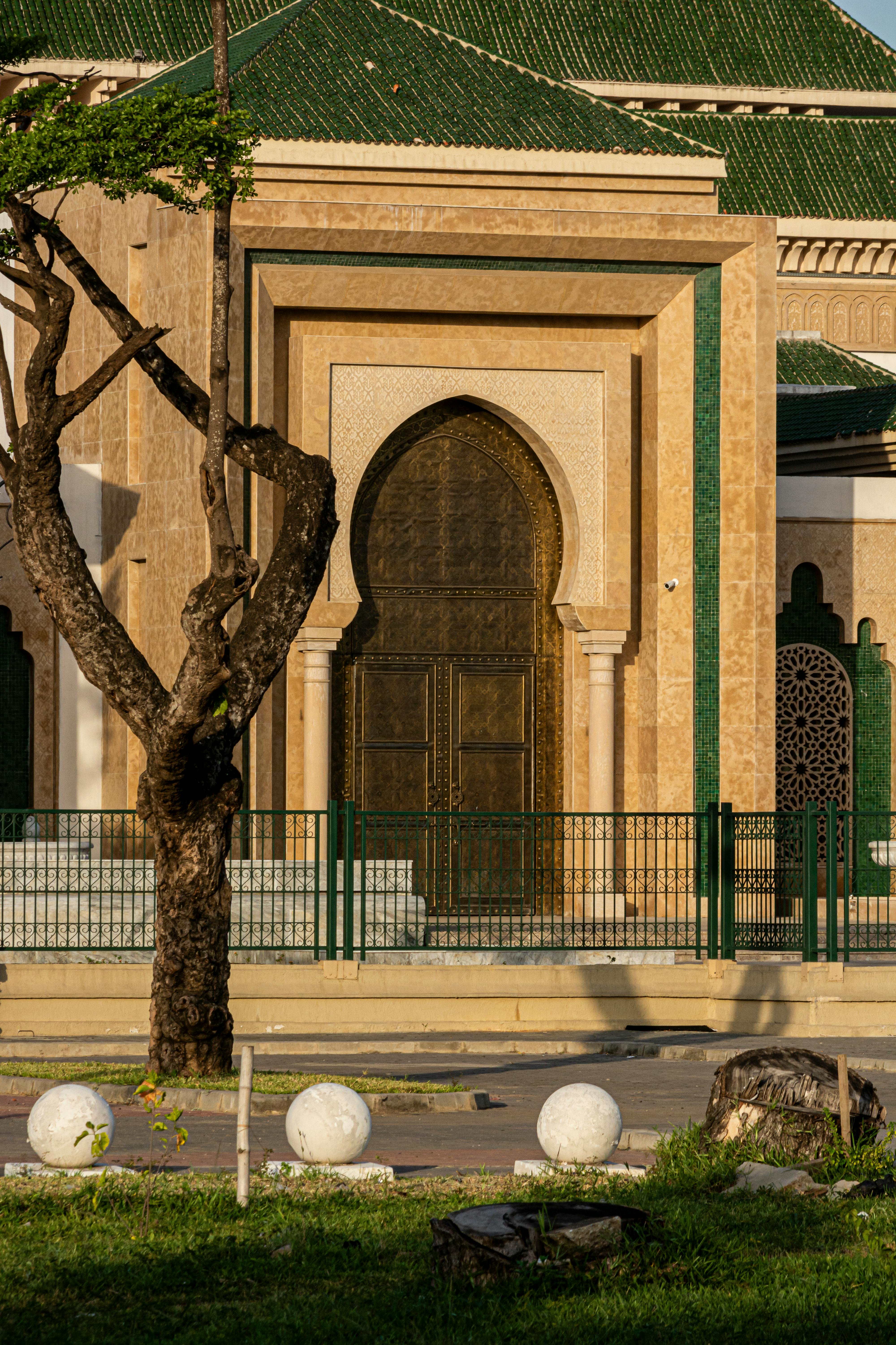 Entrance to a Palace · Free Stock Photo