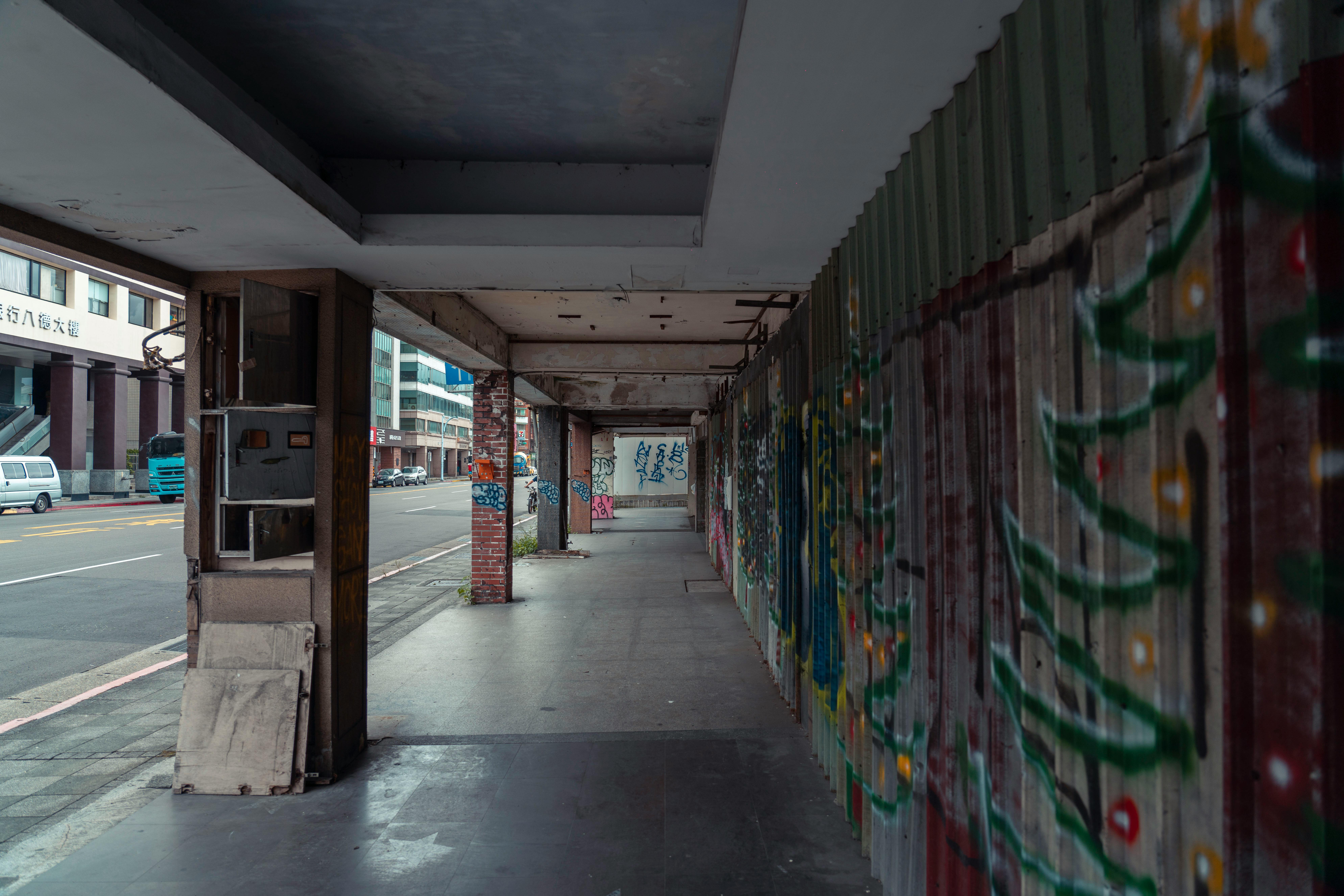 Sidewalk under Colonnade near Street · Free Stock Photo