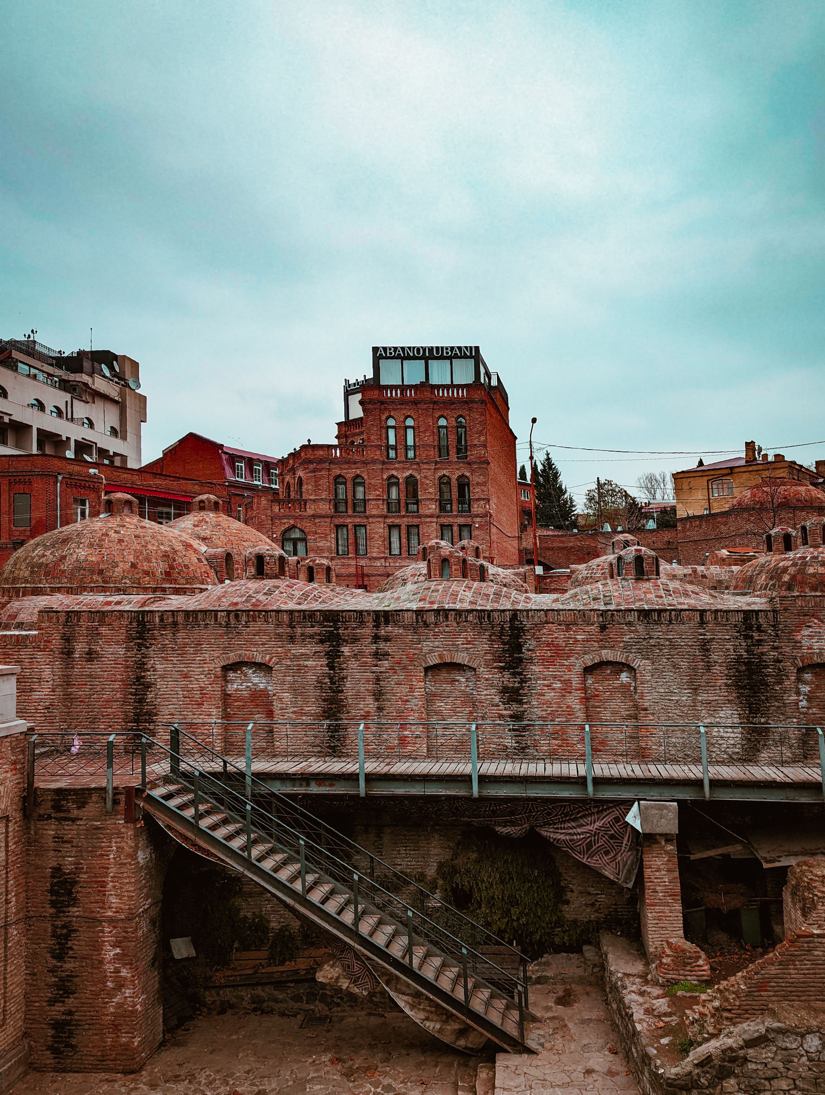 Edificio Histórico De Ladrillo En El Casco Antiguo · Foto de stock gratuita