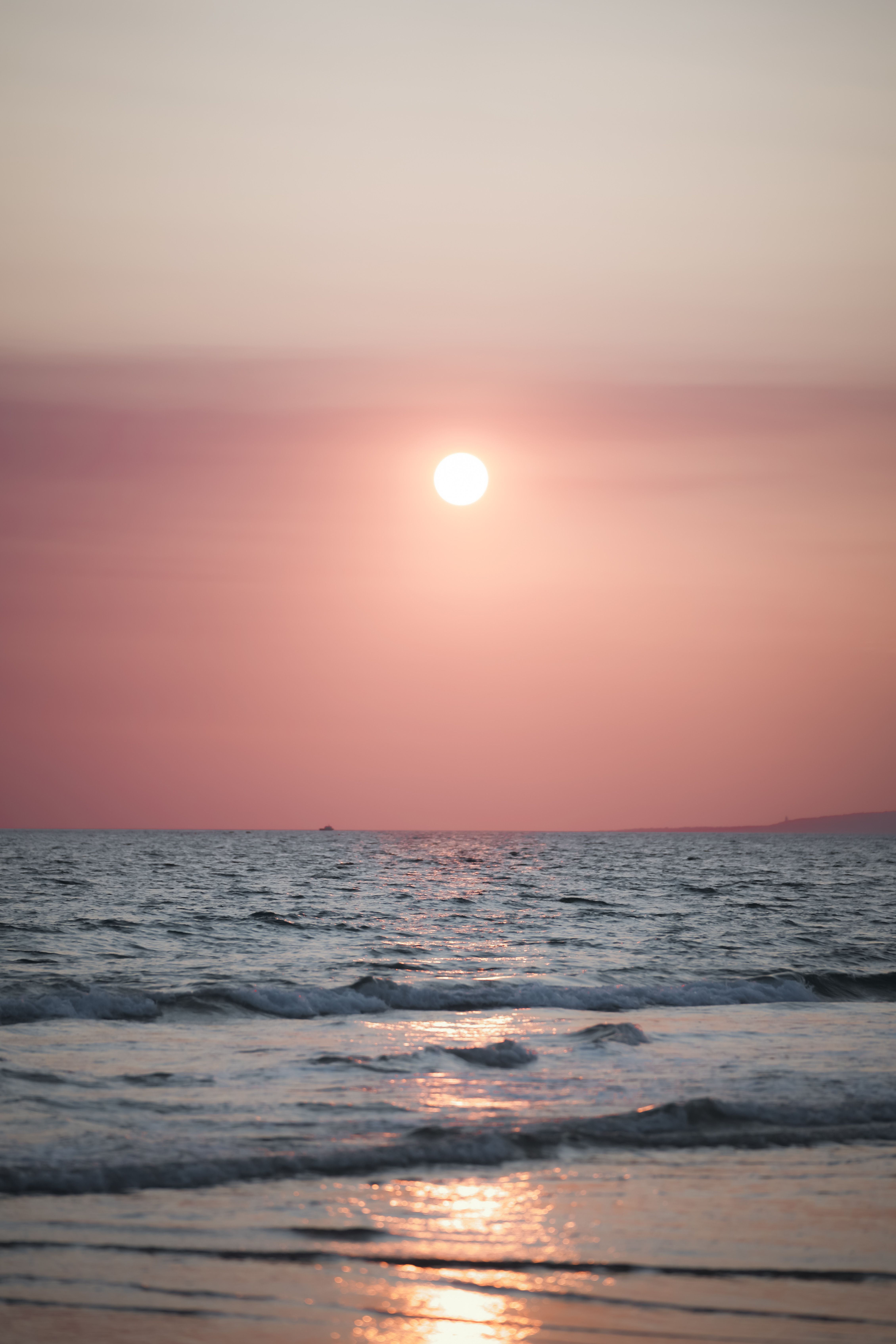 Dramatic red sunset over waving ocean · Free Stock Photo