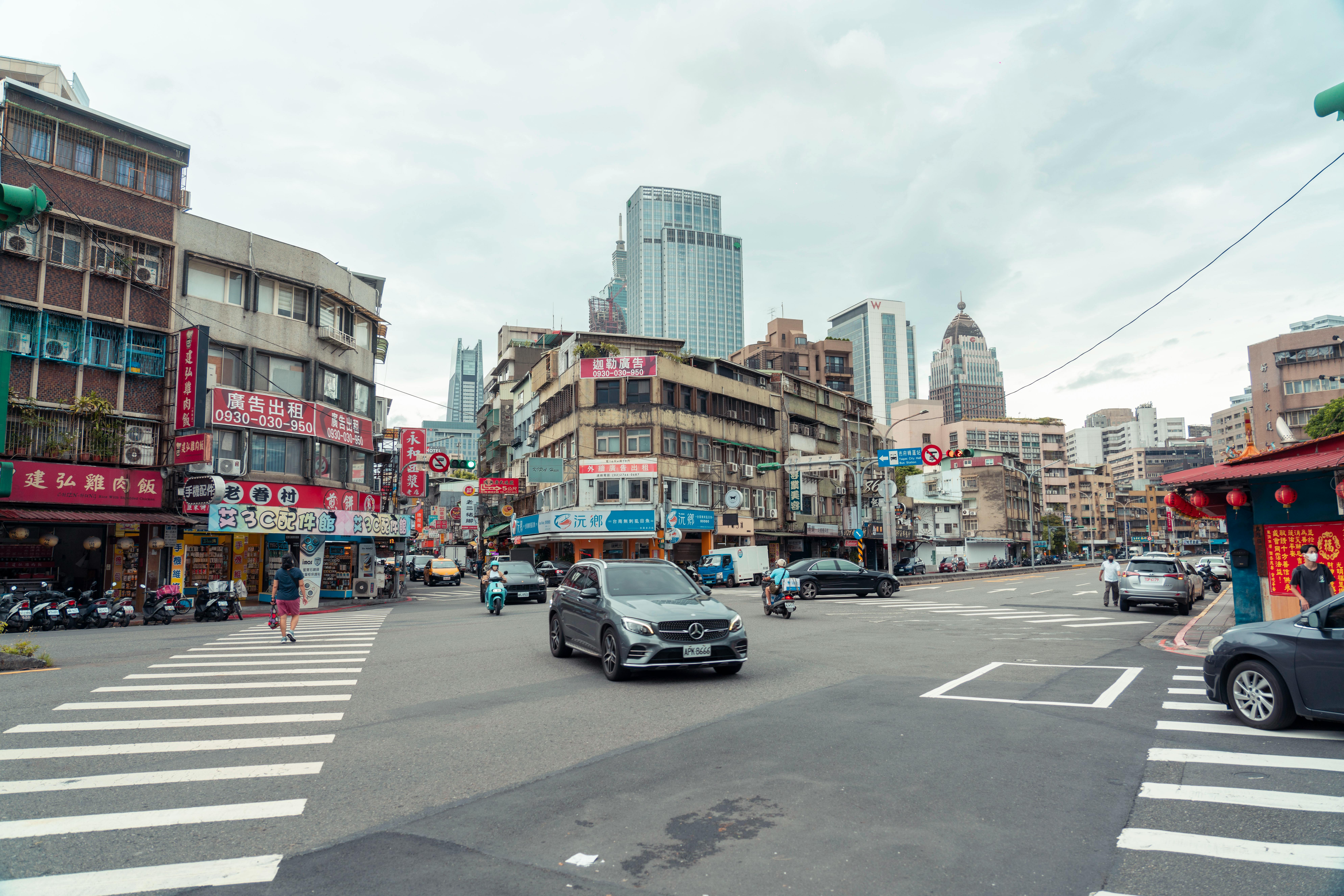Gray Mercedes-Benz Passing Through Intersection in City · Free Stock Photo