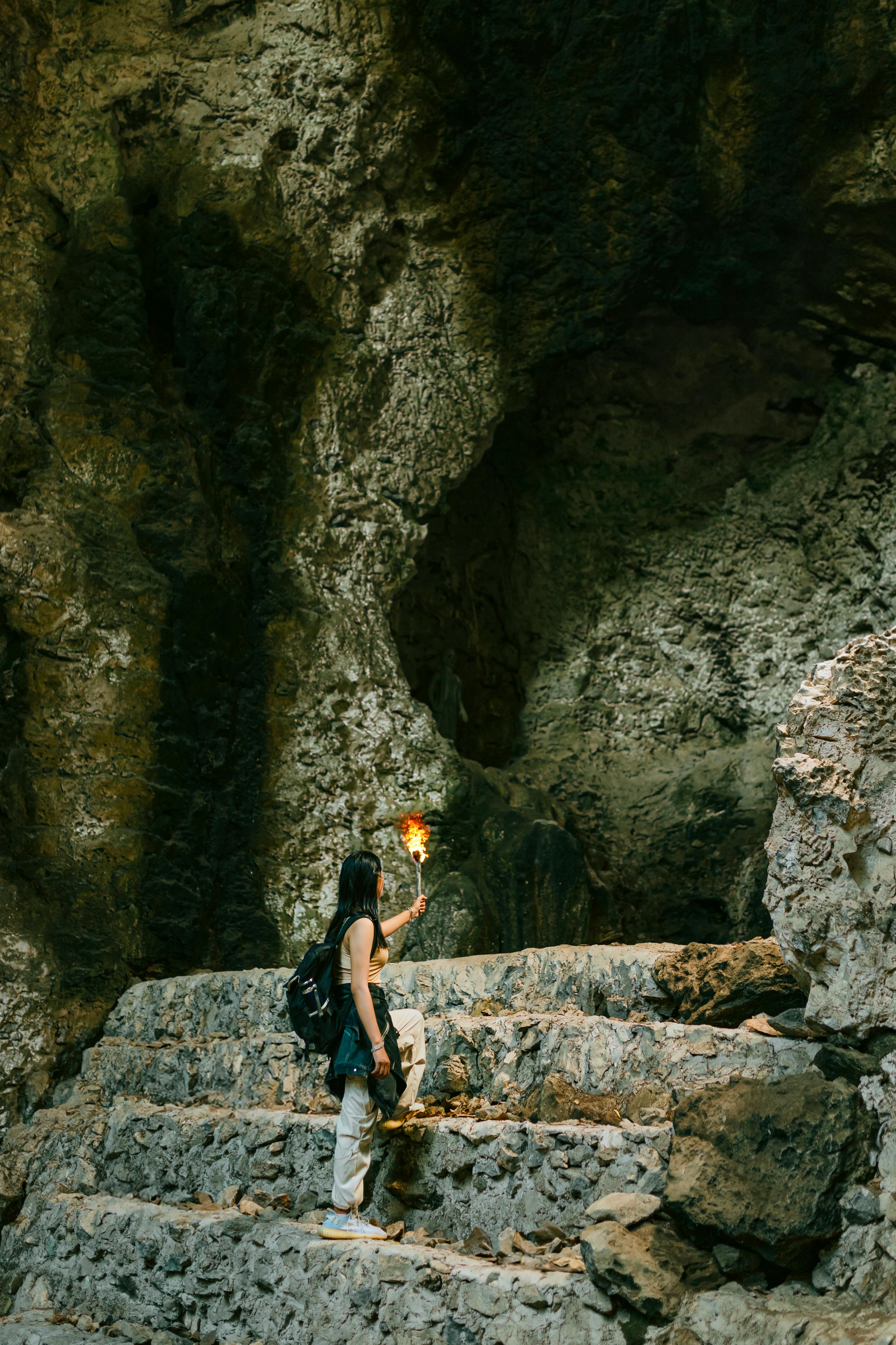 Foto de stock gratuita sobre antorcha, aventura, cueva, exploración, explorando, mochila, morena ...