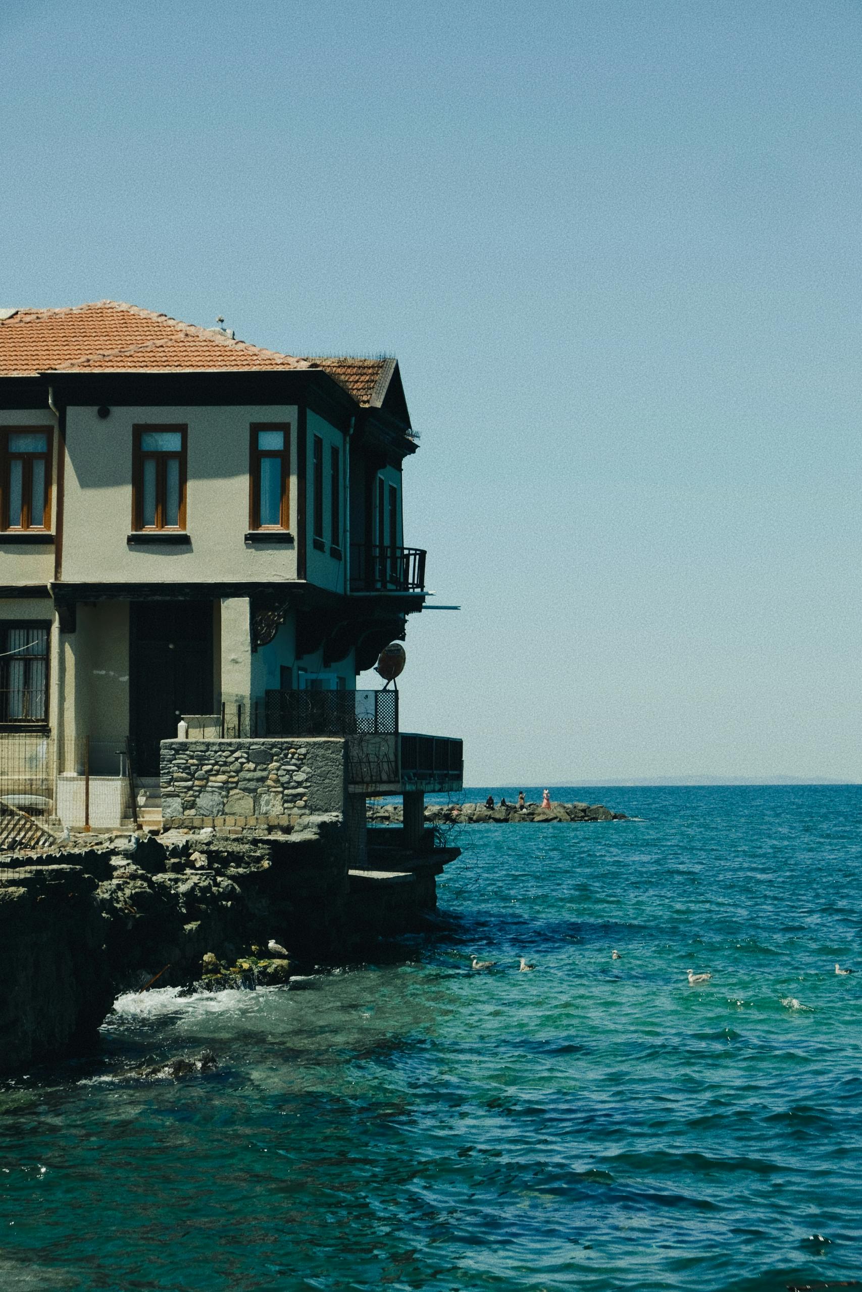 Building on Sea Shore · Free Stock Photo