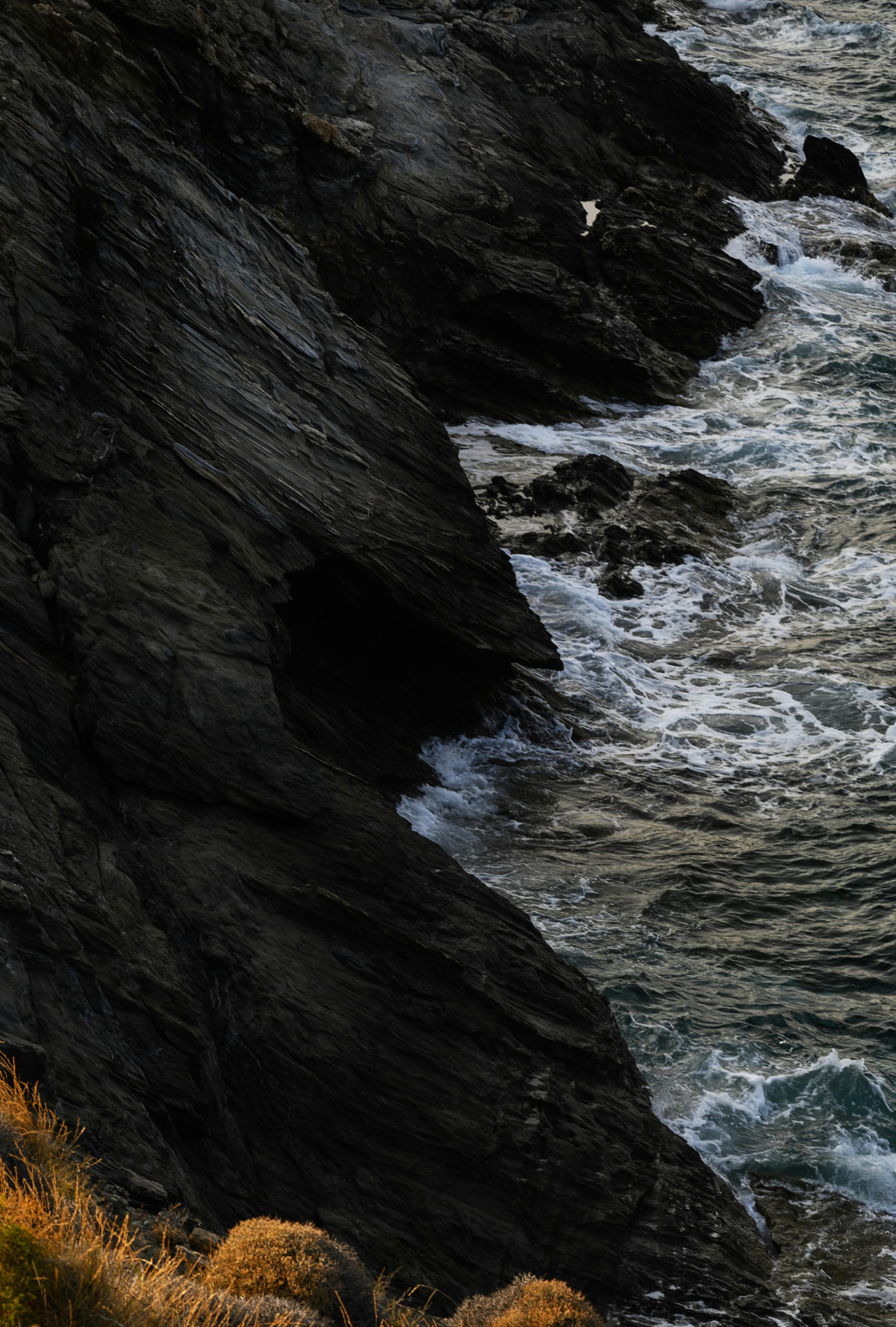 Waves Splashing on Cliff · Free Stock Photo