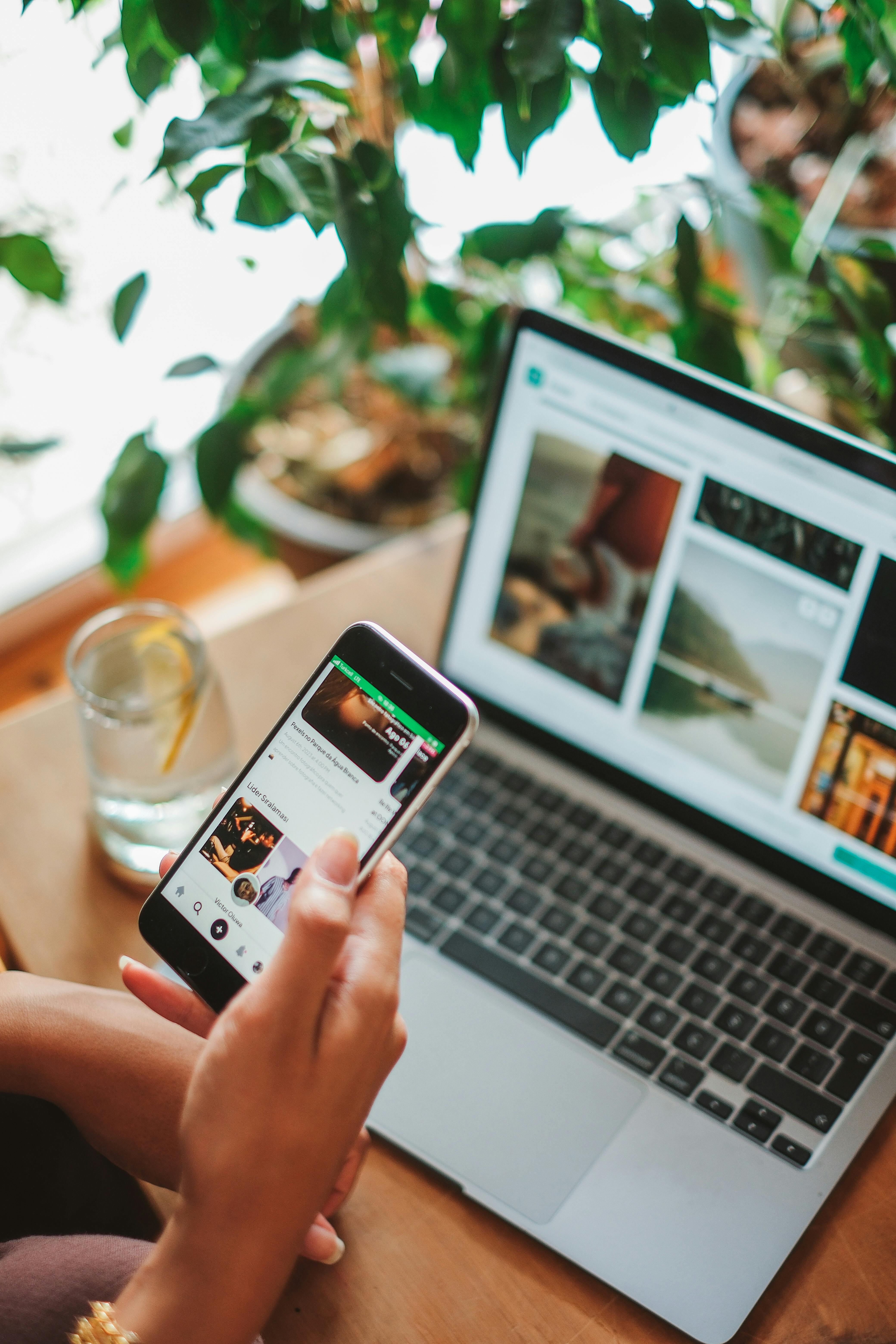 Social Media Scrolling Photos, Download The BEST Free Social Media ...