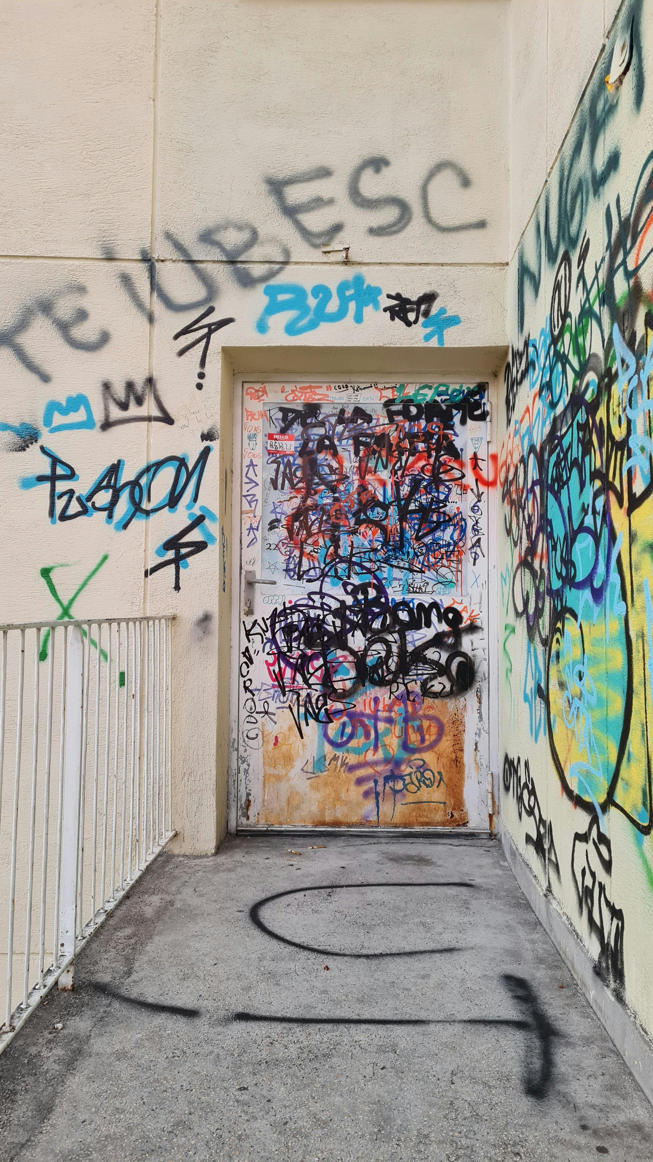 Graffiti on Door · Free Stock Photo
