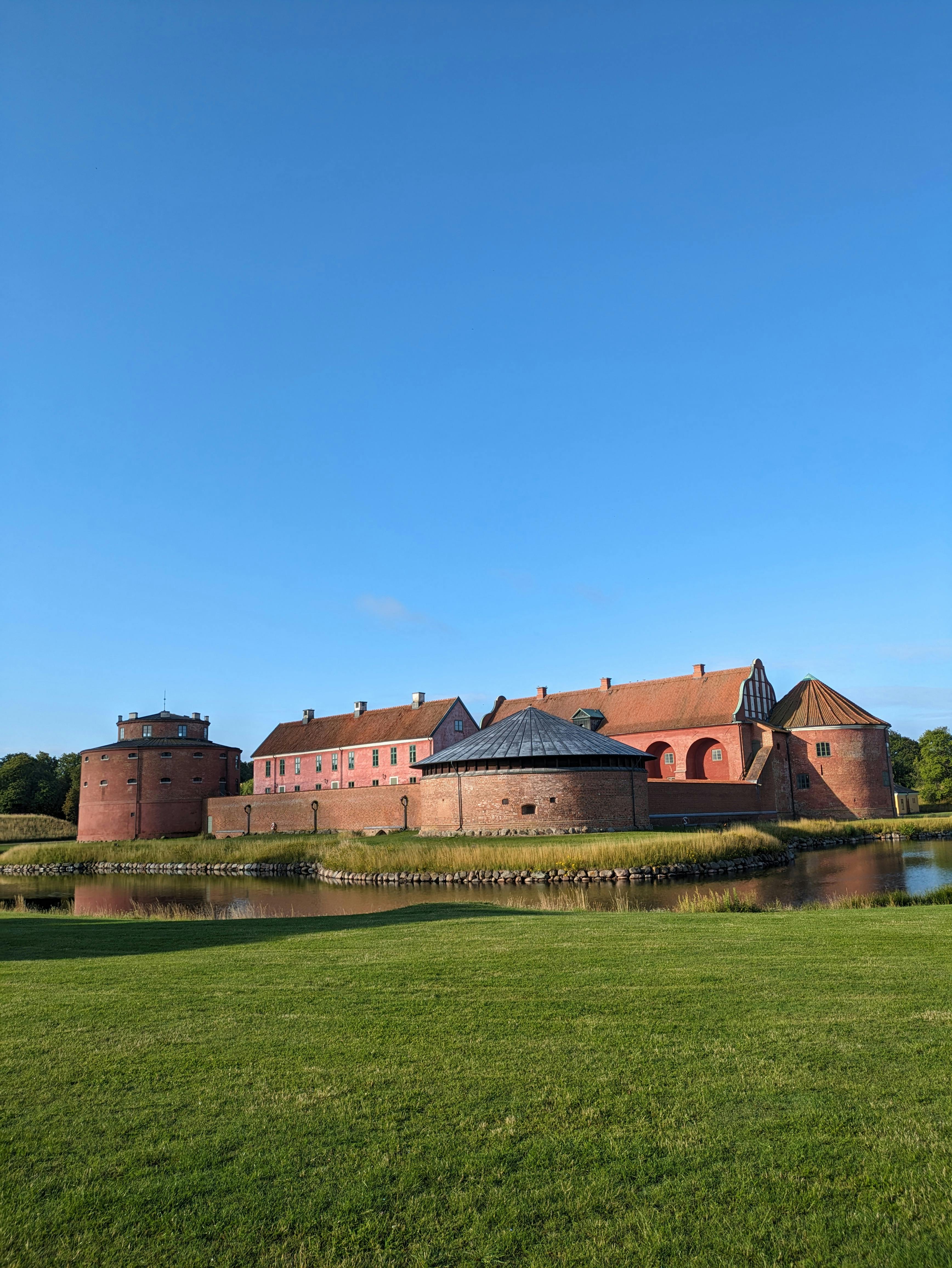 Brown and Gray 3-tier Building Surrounded by Trees · Free Stock Photo