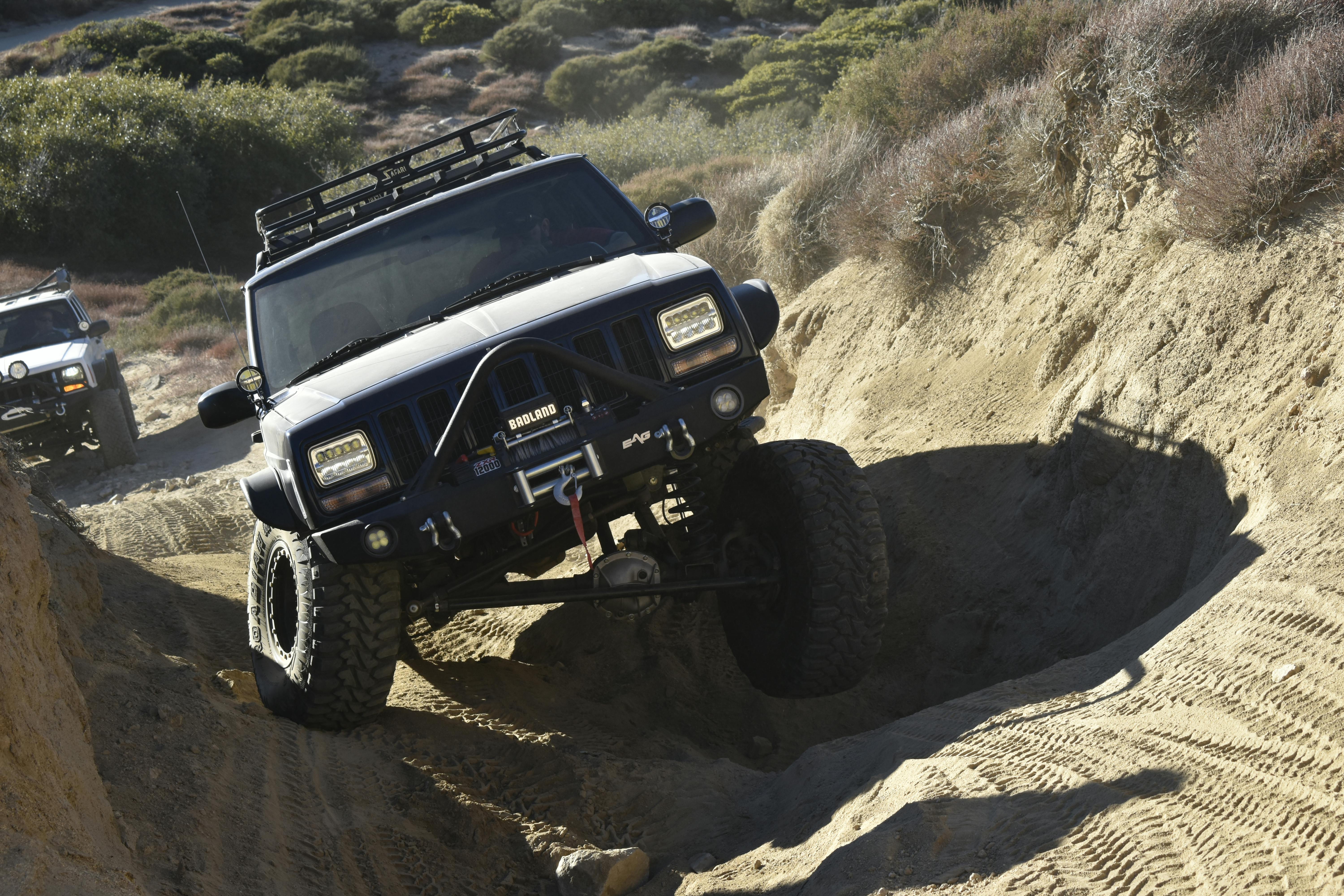 4x4 Running on Sandy Road · Free Stock Photo